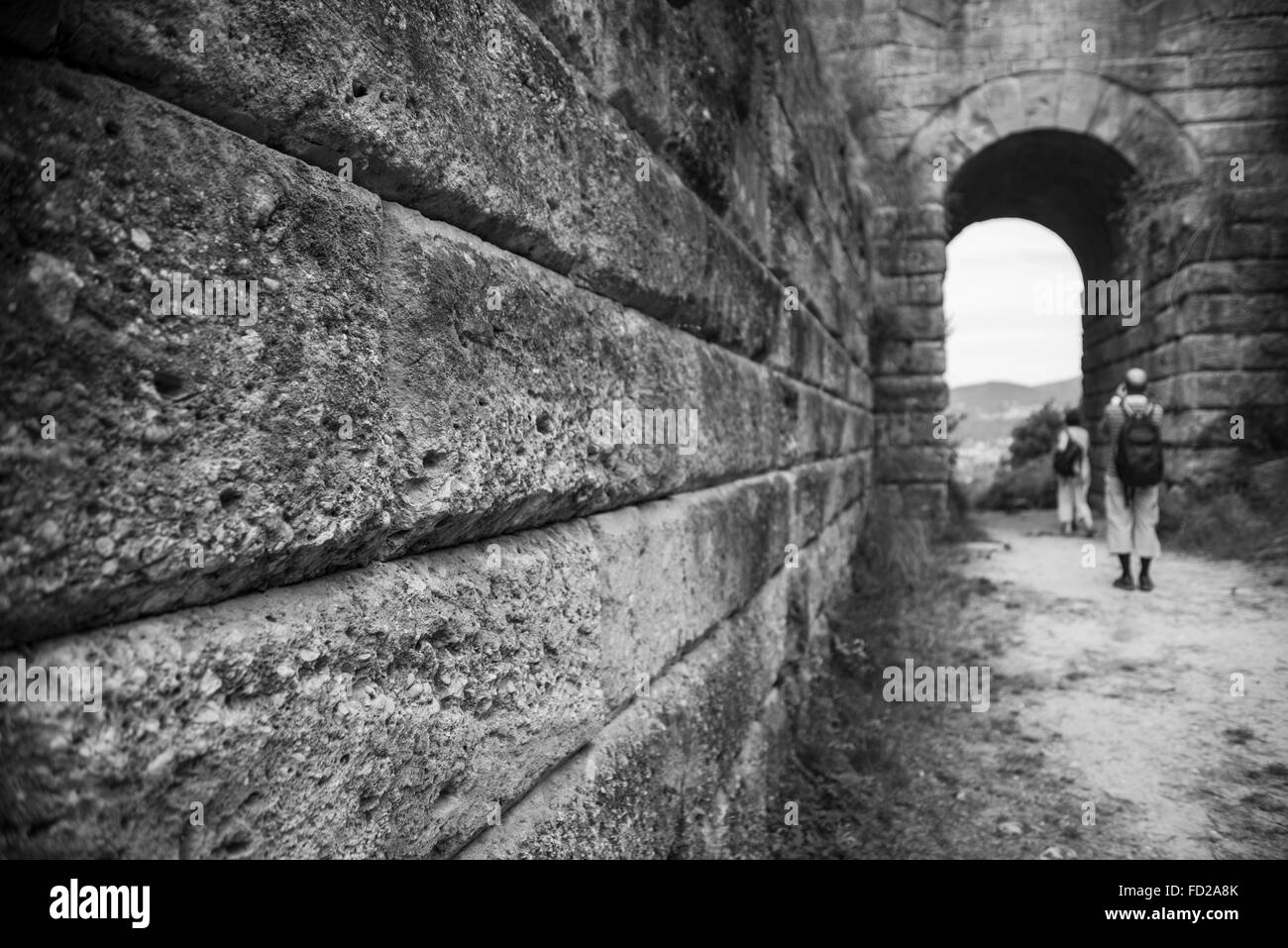 Stein-Stadtmauer und Porta Rosa Portal in den historischen Ruinen von ...