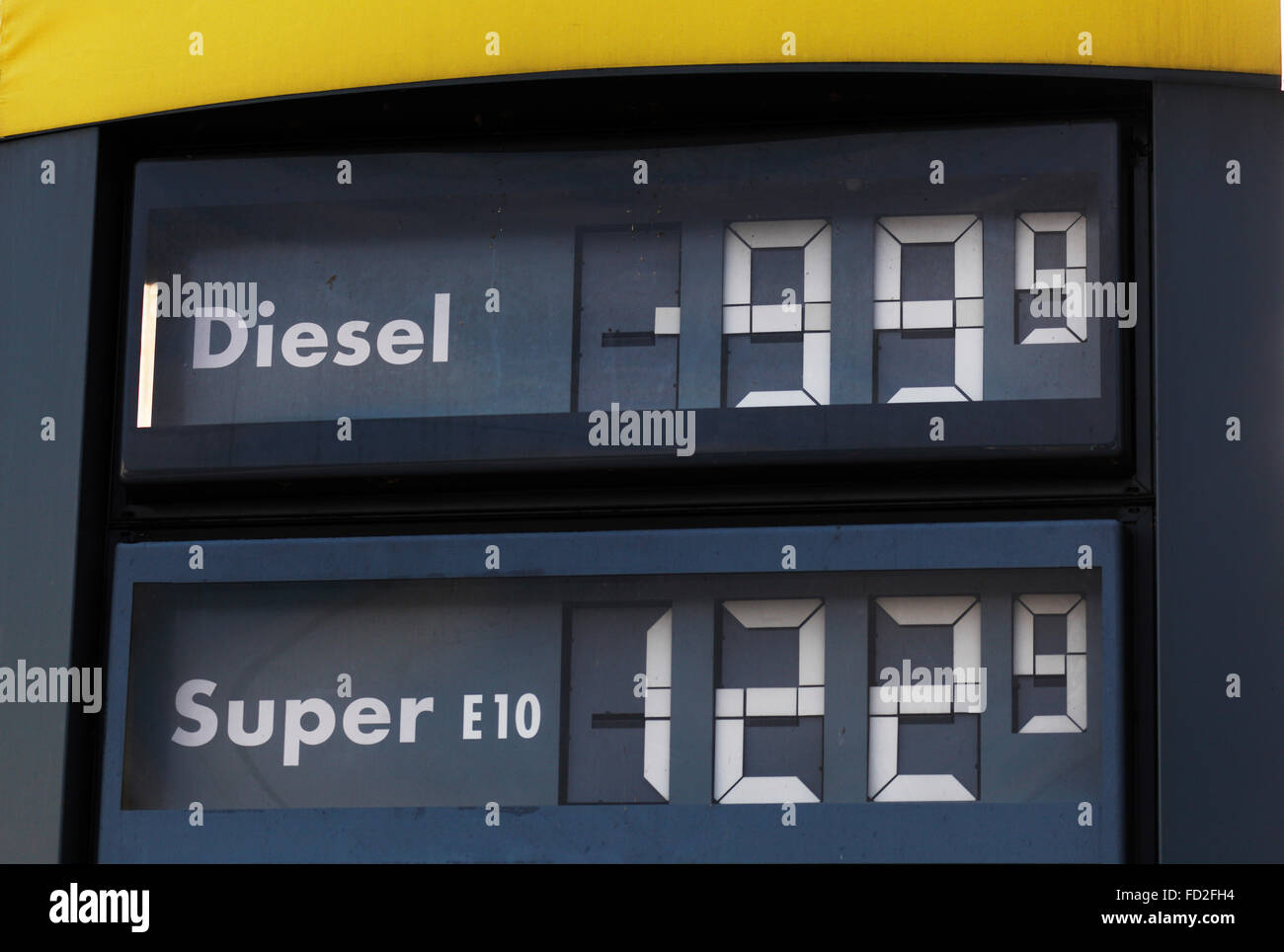 Benzinpumpenpreis europa -Fotos und -Bildmaterial in hoher Auflösung ...