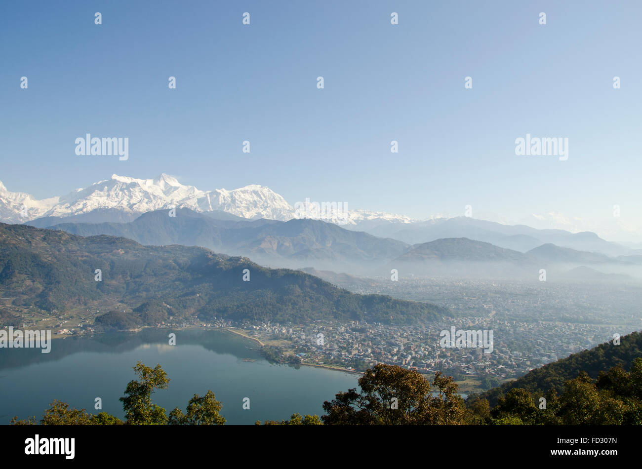 Machapuchare (Fish Tail Berg), Annapurnas und Phewa-See vom japanischen ...