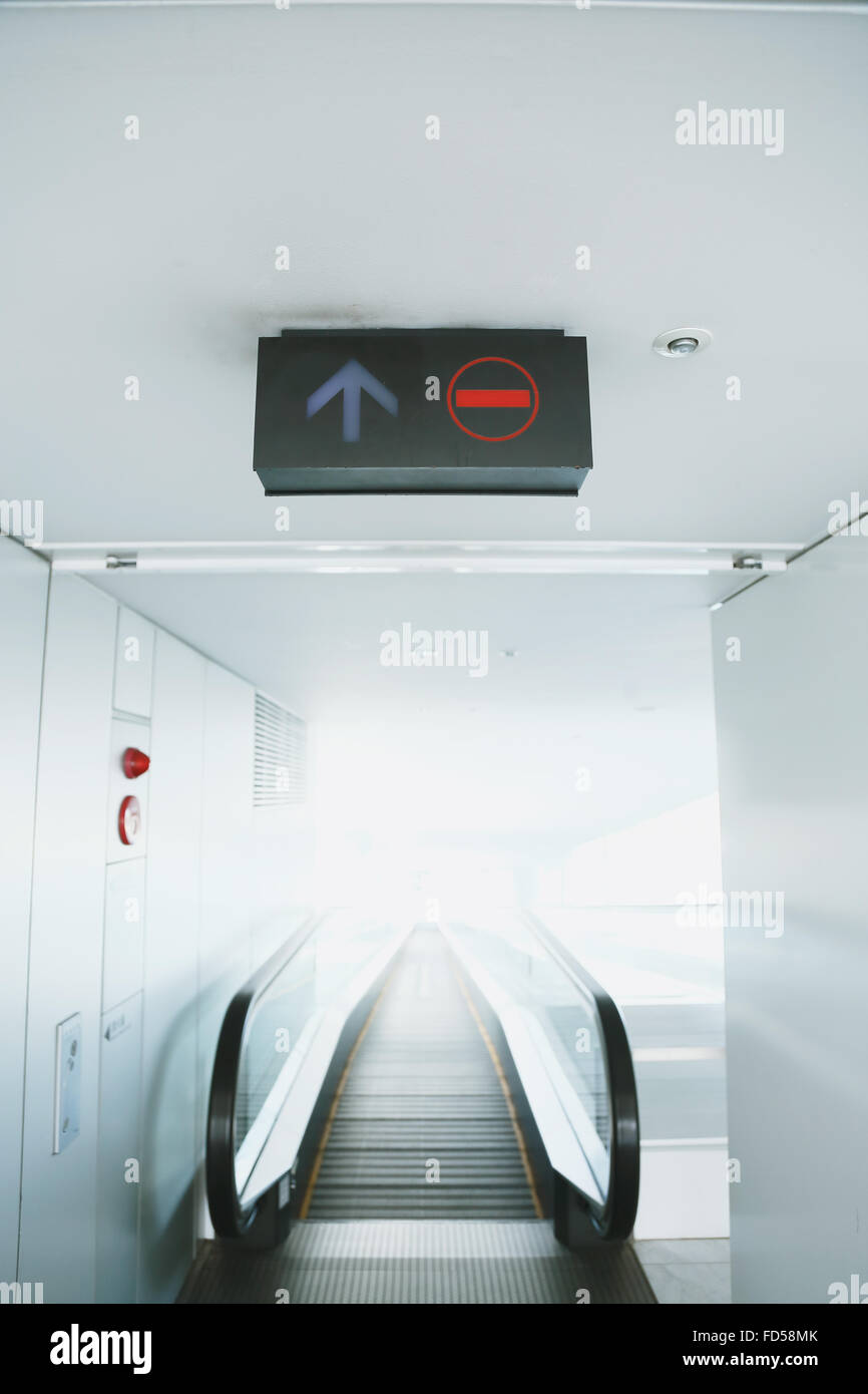 Rolltreppe signage -Fotos und -Bildmaterial in hoher Auflösung – Alamy