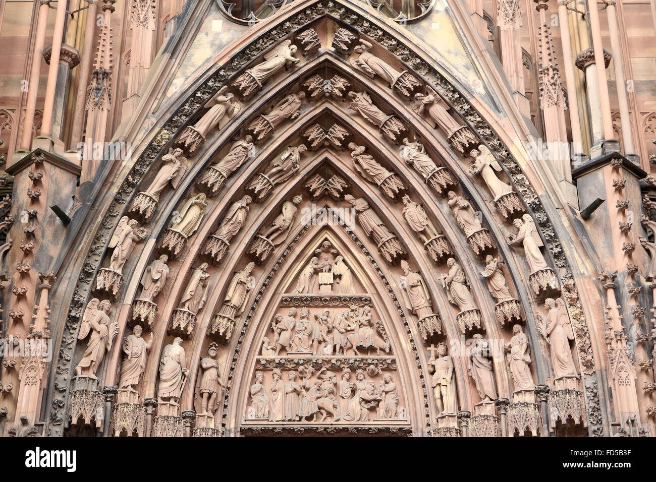 Westfassade. Nordportal: Tympanon der Geburt und Kindheit Christi ...