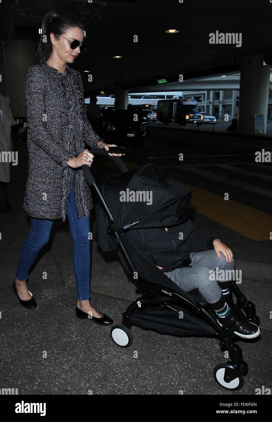 Miranda Kerr und Sohn Flynn Christopher Bloom kommen am Los Angeles ...