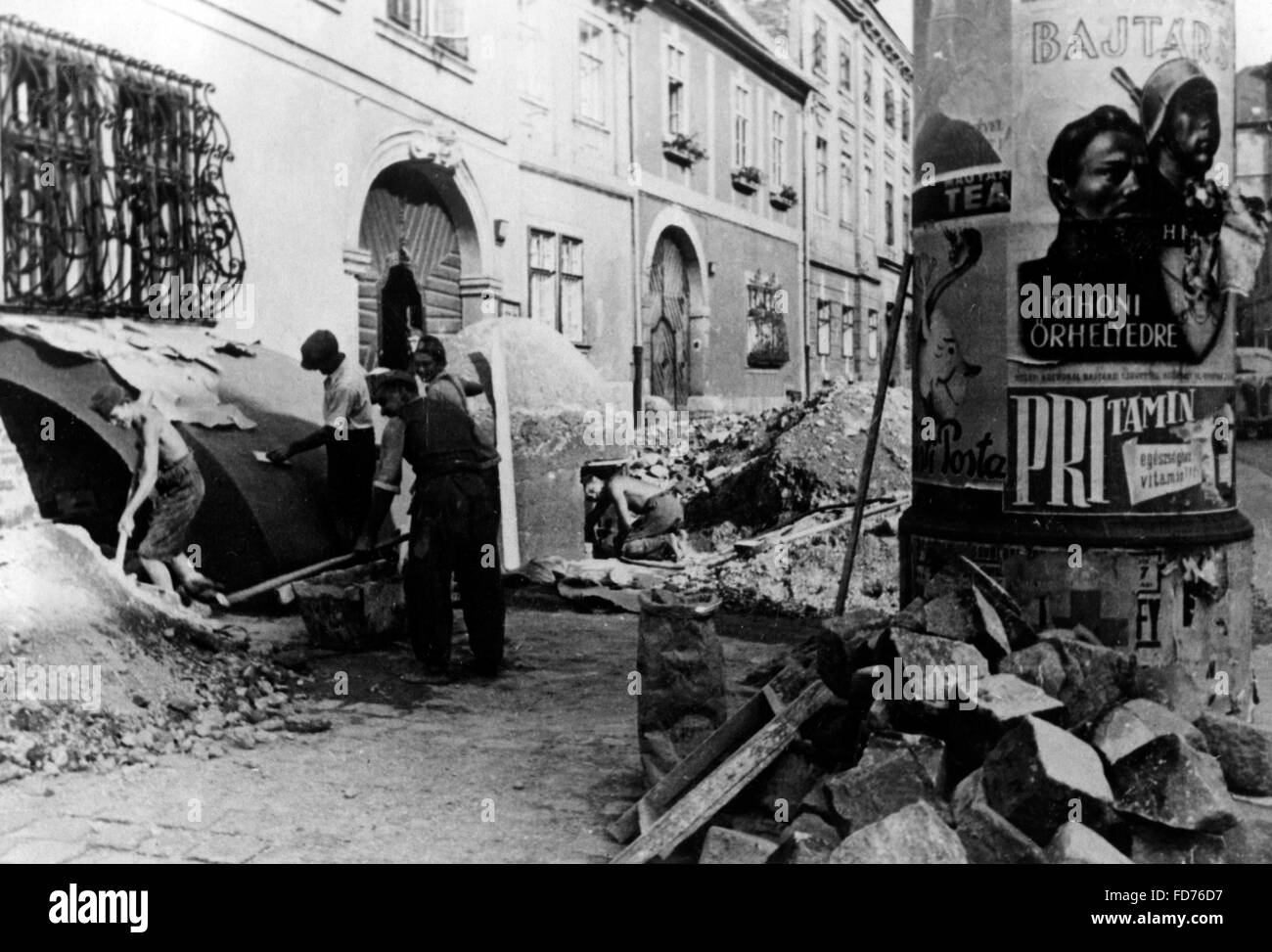Bau der Luftschutzbunker in Budapest 1944 Stockfotografie - Alamy