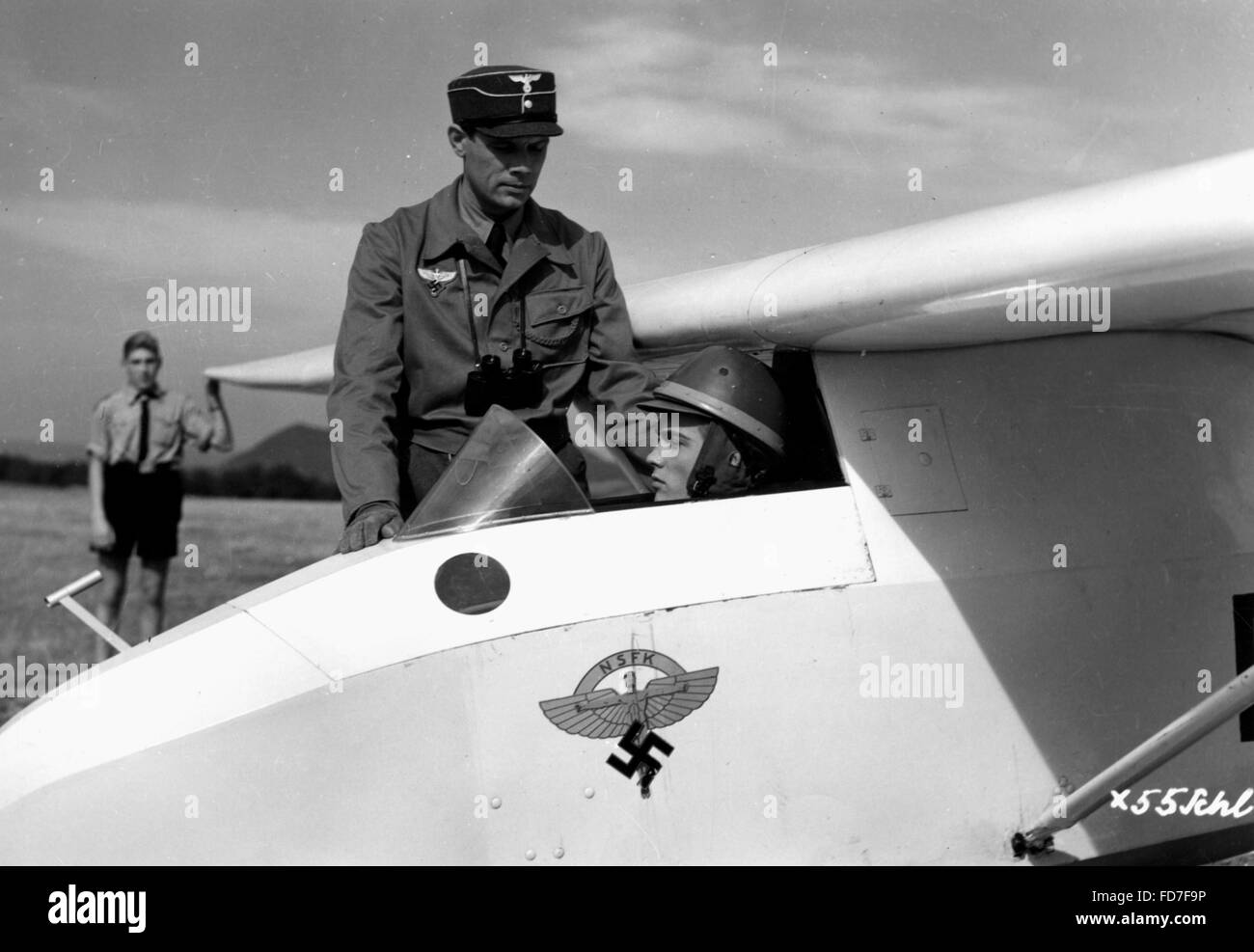 Szene: ein Mitglied der Flieger-HJ im Segelflugzeug, 1942 ...
