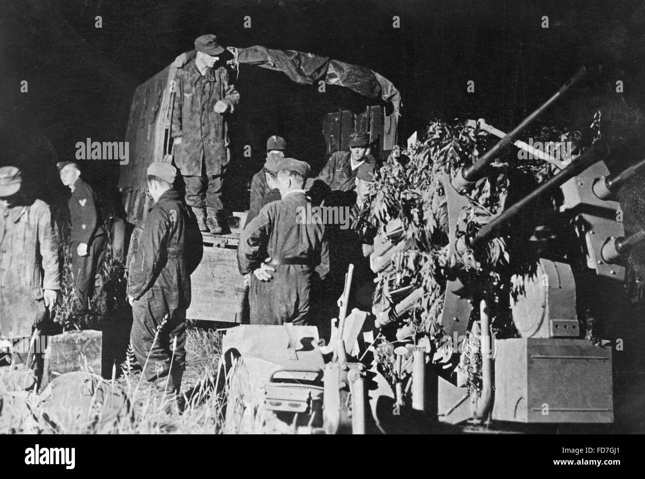 Flak-Artillerie der Luftwaffe Positionswechsel in der Nacht, 1944 ...