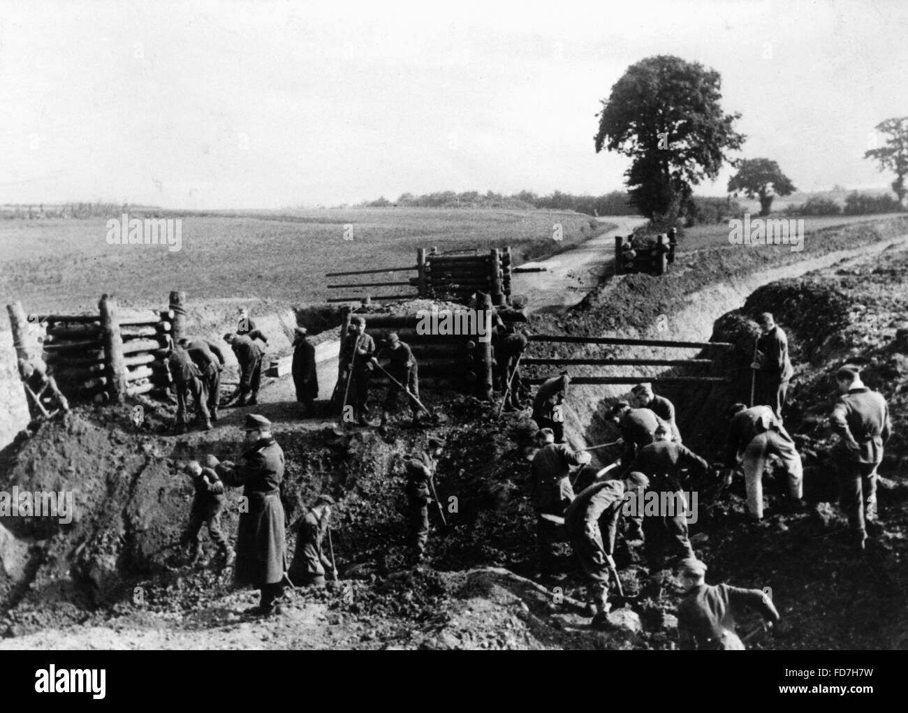 Männer des Reichsarbeitsdienstes Graben Panzerfallen, 1944 ...
