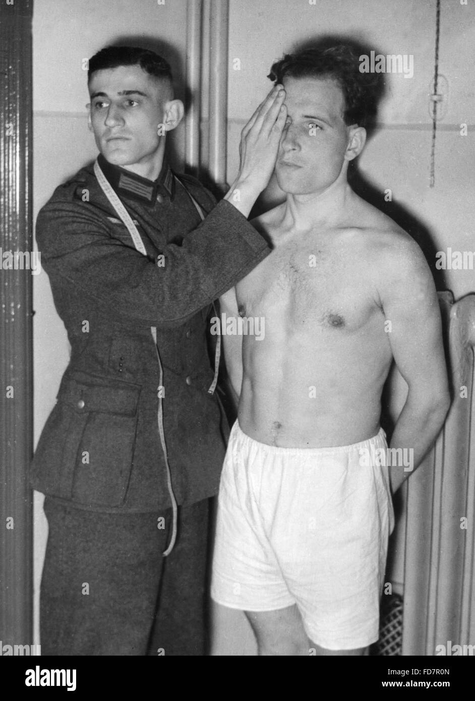 Sehtest bei der Musterung, 1936 Stockfotografie - Alamy Sehtest bei der Musterung, 1936 Stockfotografie - Alamy