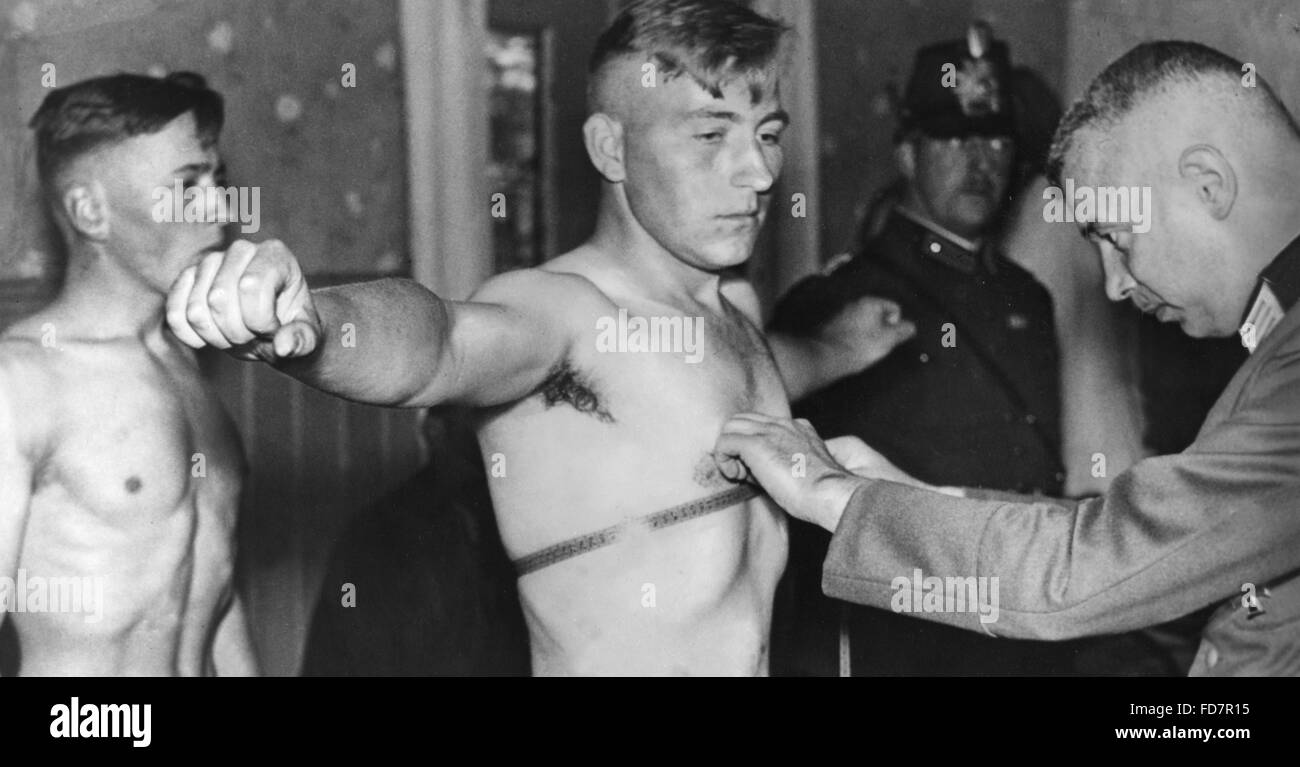 Ärztliche Untersuchung während einer Musterung, 1935 Stockfotografie ...