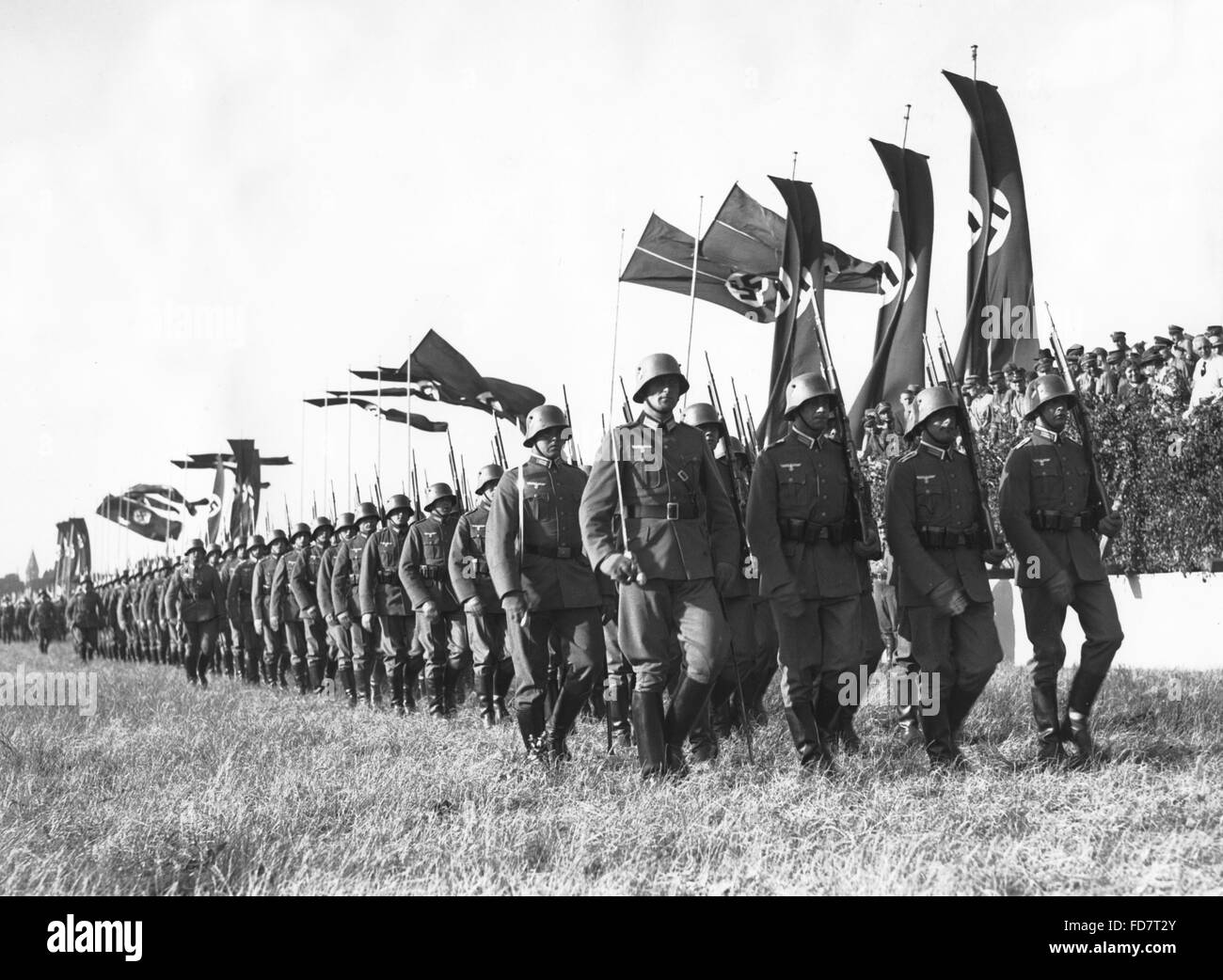 Wehrmacht parade -Fotos und -Bildmaterial in hoher Auflösung – Alamy