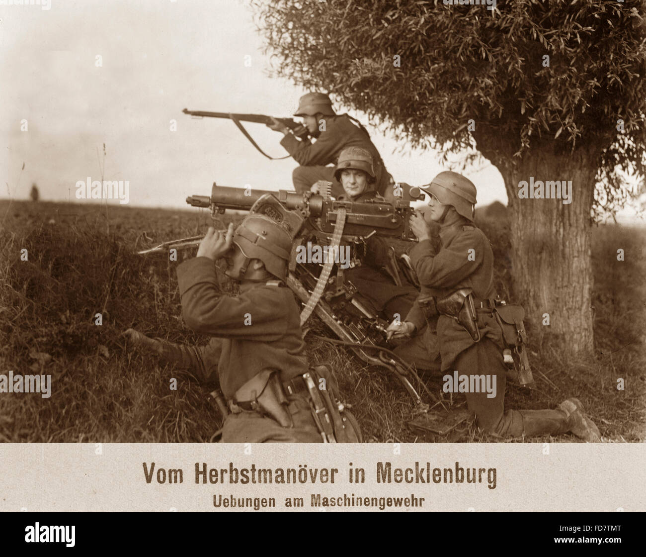 Reichswehr-Soldaten mit einem Gewehr im Herbst Manöver, 1925 ...