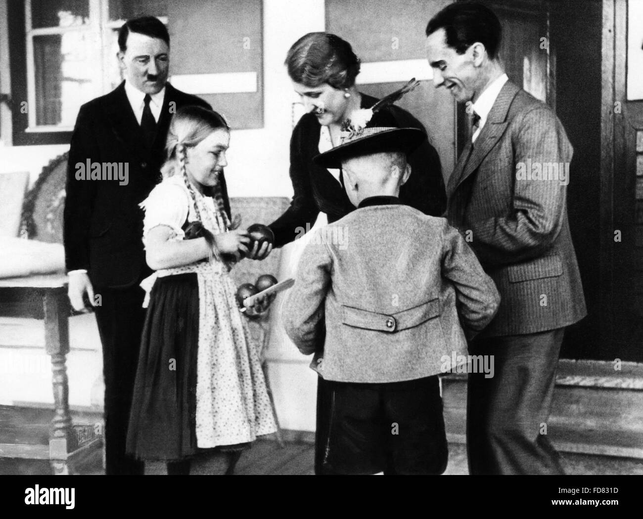 Adolf Hitler nimmt Kinder auf dem Berghof, 1937 Stockfotografie - Alamy