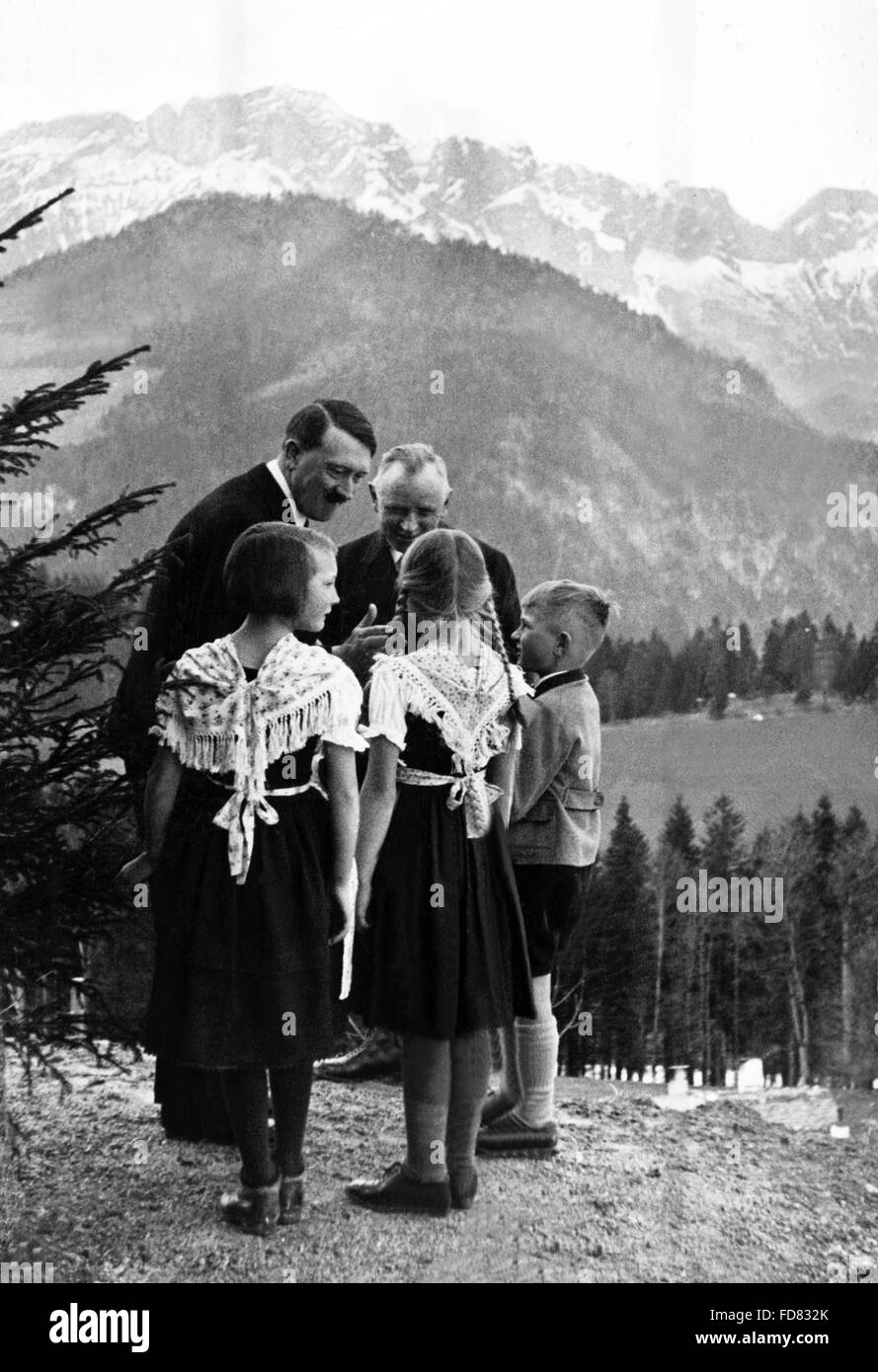 Adolf Hitler mit Kindern in Berchtesgaden, 1934 Stockfotografie - Alamy