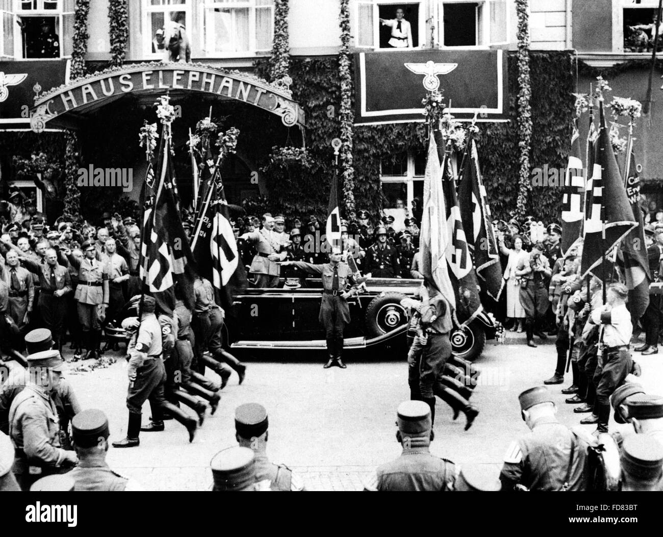 Adolf hitler saluta le truppe -Fotos und -Bildmaterial in hoher ...