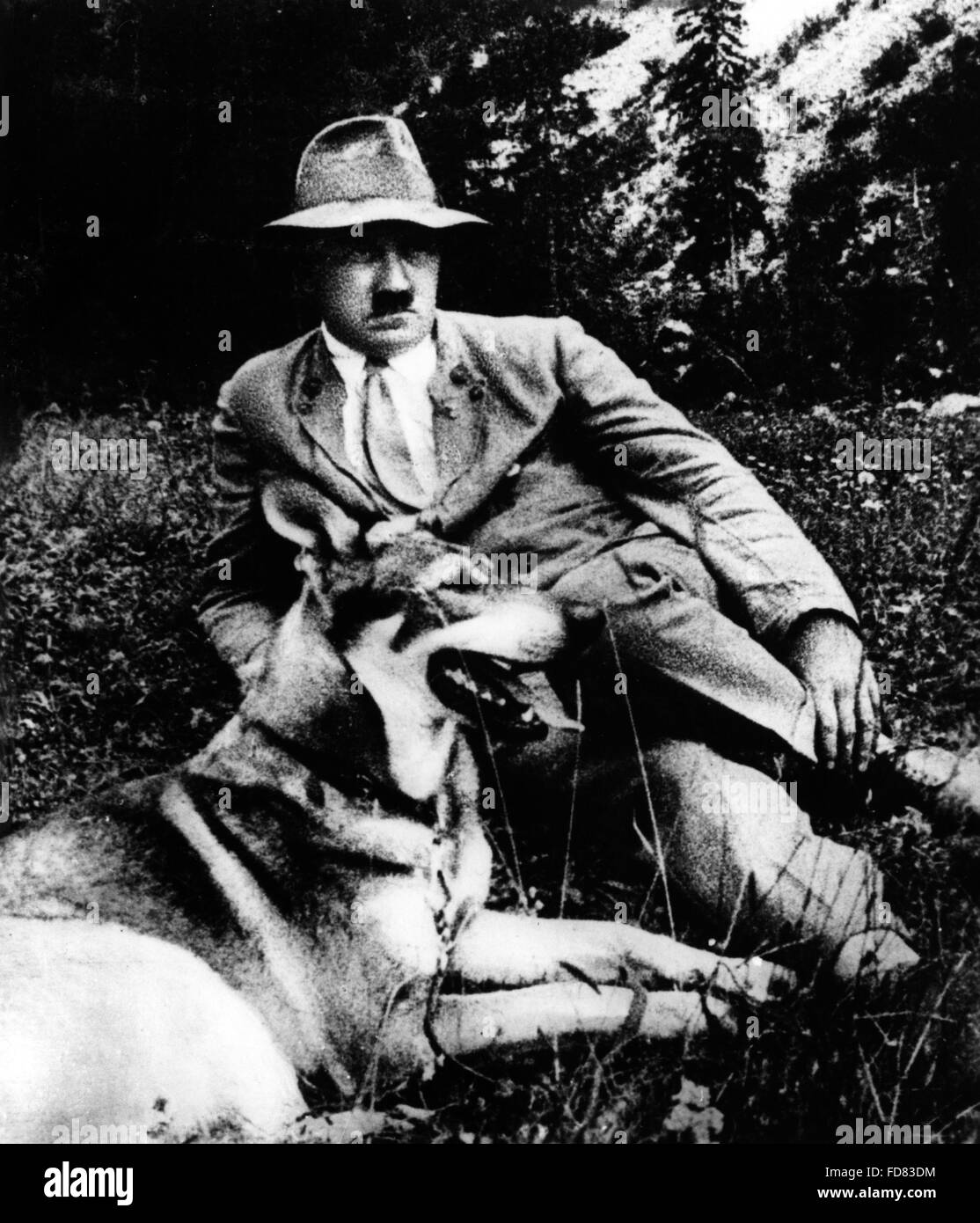 Adolf Hitler mit seinem Hund in Berchtesgaden, 1935 Stockfotografie - Alamy