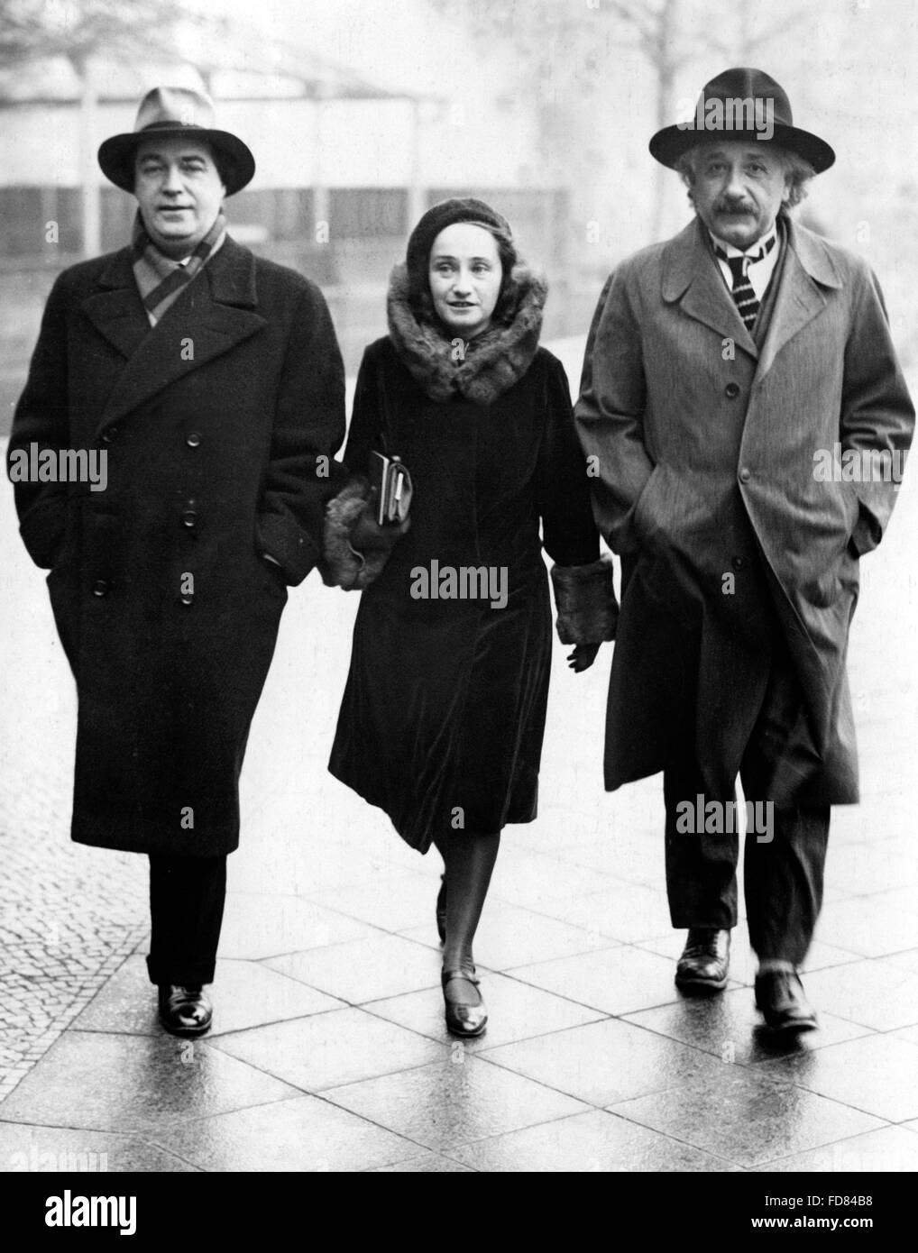 Albert Einstein mit seiner Tochter Margot und Dimitri Mirahof, Berlin ...