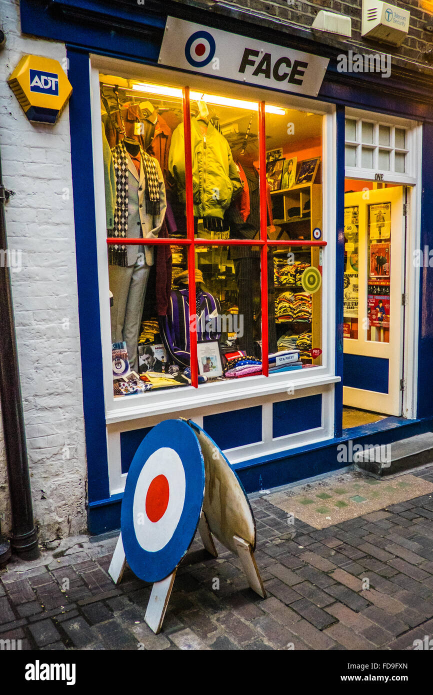 Face mod shop -Fotos und -Bildmaterial in hoher Auflösung – Alamy