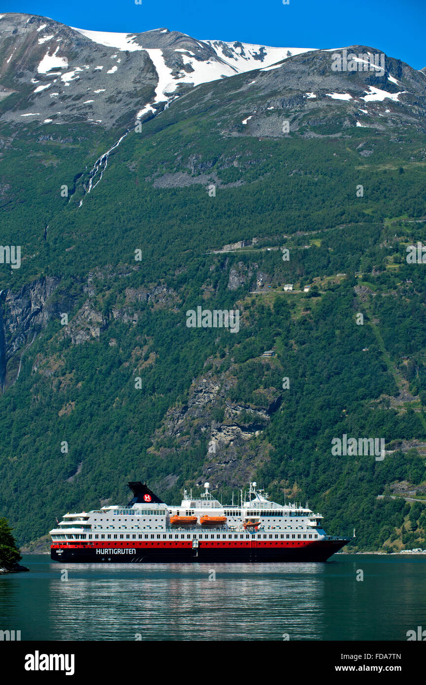 Kreuzfahrtschiff MS Nordkapp, Reederei Hurtigruten AS, Geirangerfjord ...