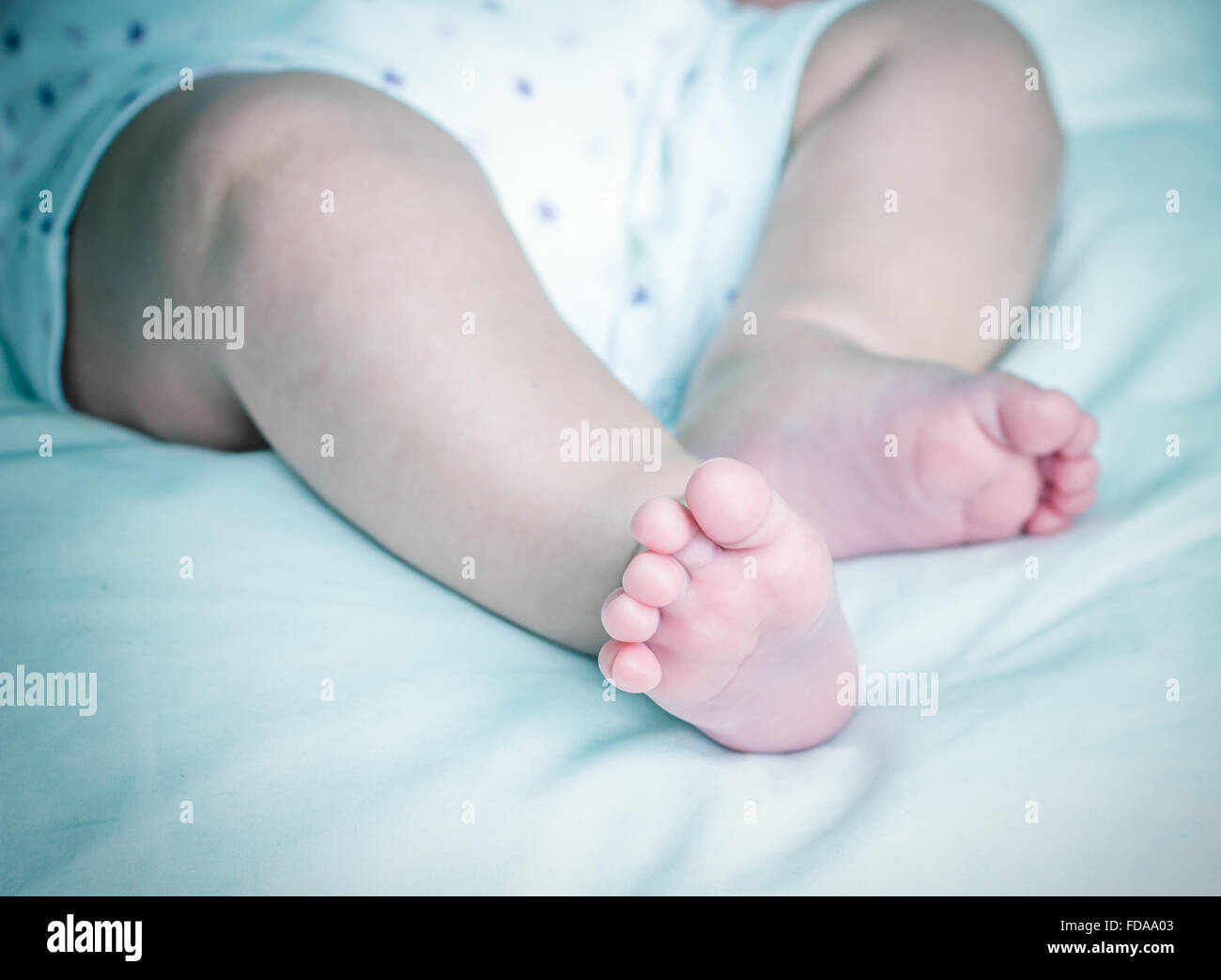 Kind bein -Fotos und -Bildmaterial in hoher Auflösung – Alamy