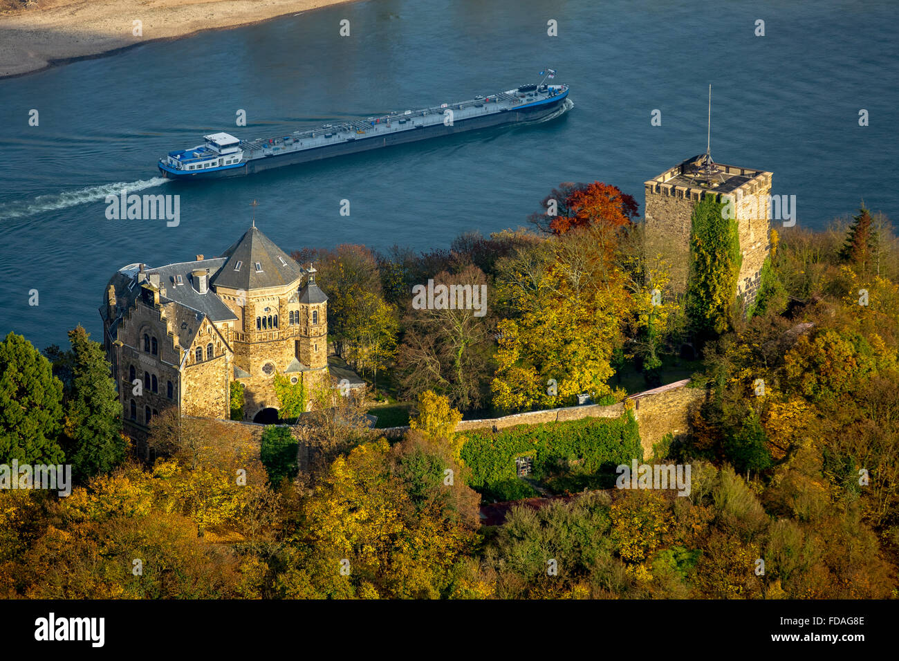 Burg Rheineck im Rheintal, Rhein, Herbst Blätter, Frachtschiff, Bad ...