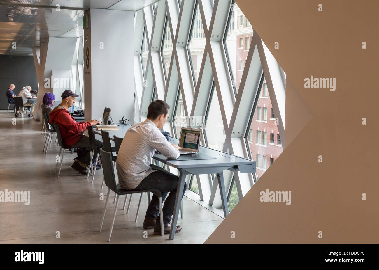 Menschen arbeiten am Schreibtisch und Computer in die Seattle Central ...