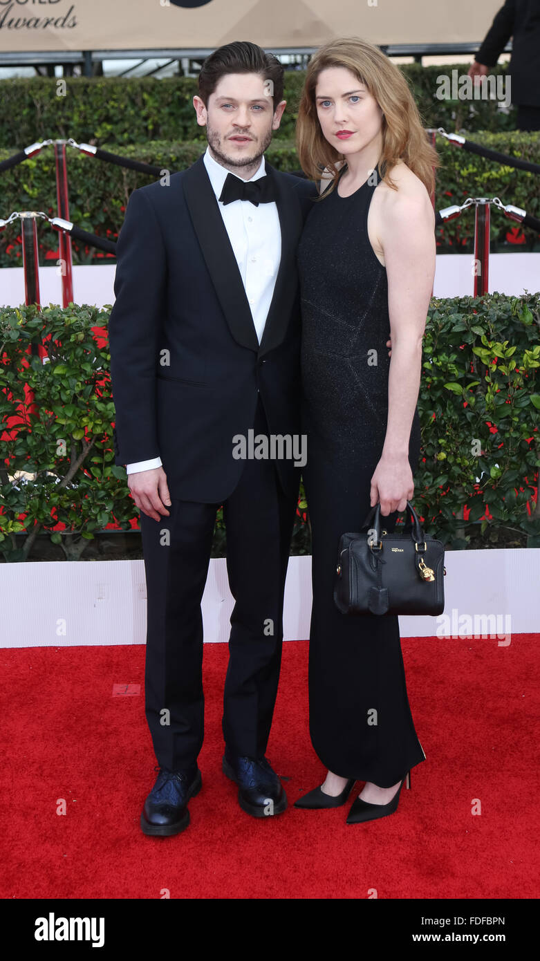 Schauspieler Iwan Rheon (l) und Zoe Grisedale teilnehmen 22. Annual ...