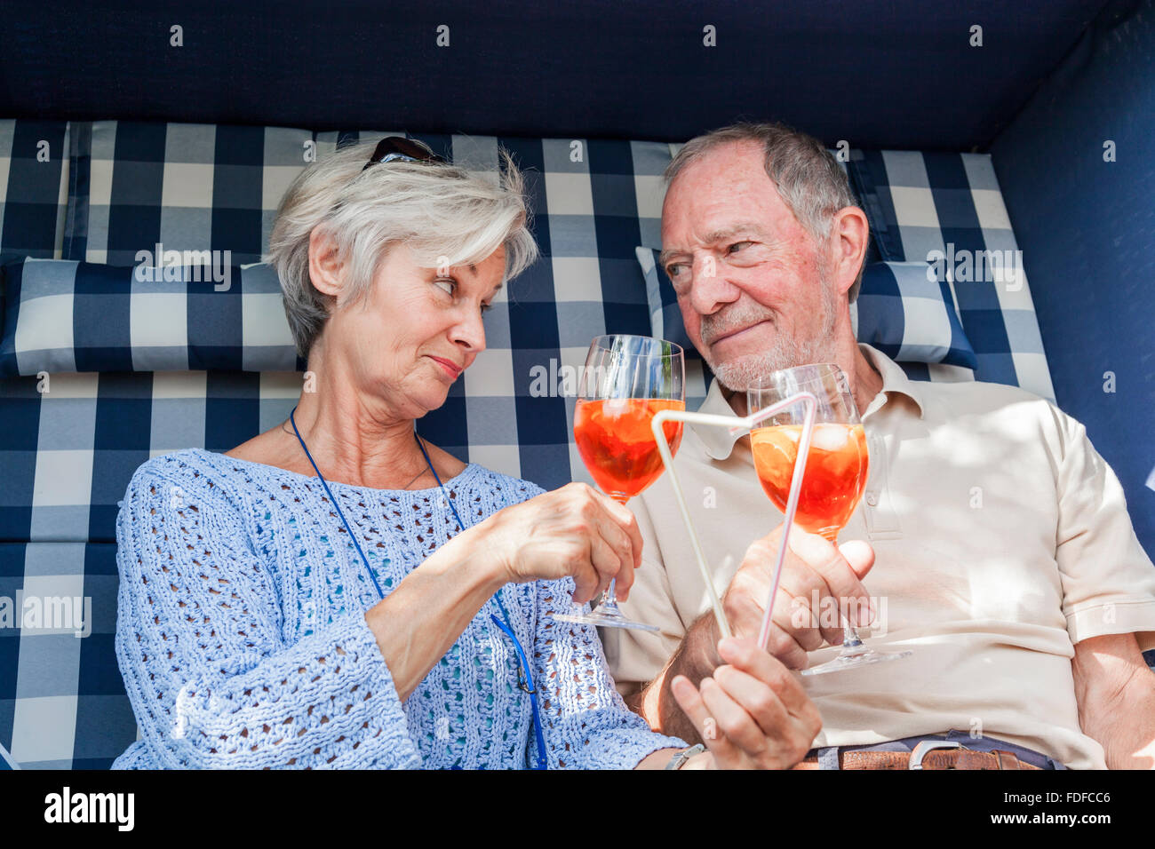 gerne älteres Paar im Garten Lächeln und Lachen in der Sonne genießen ...