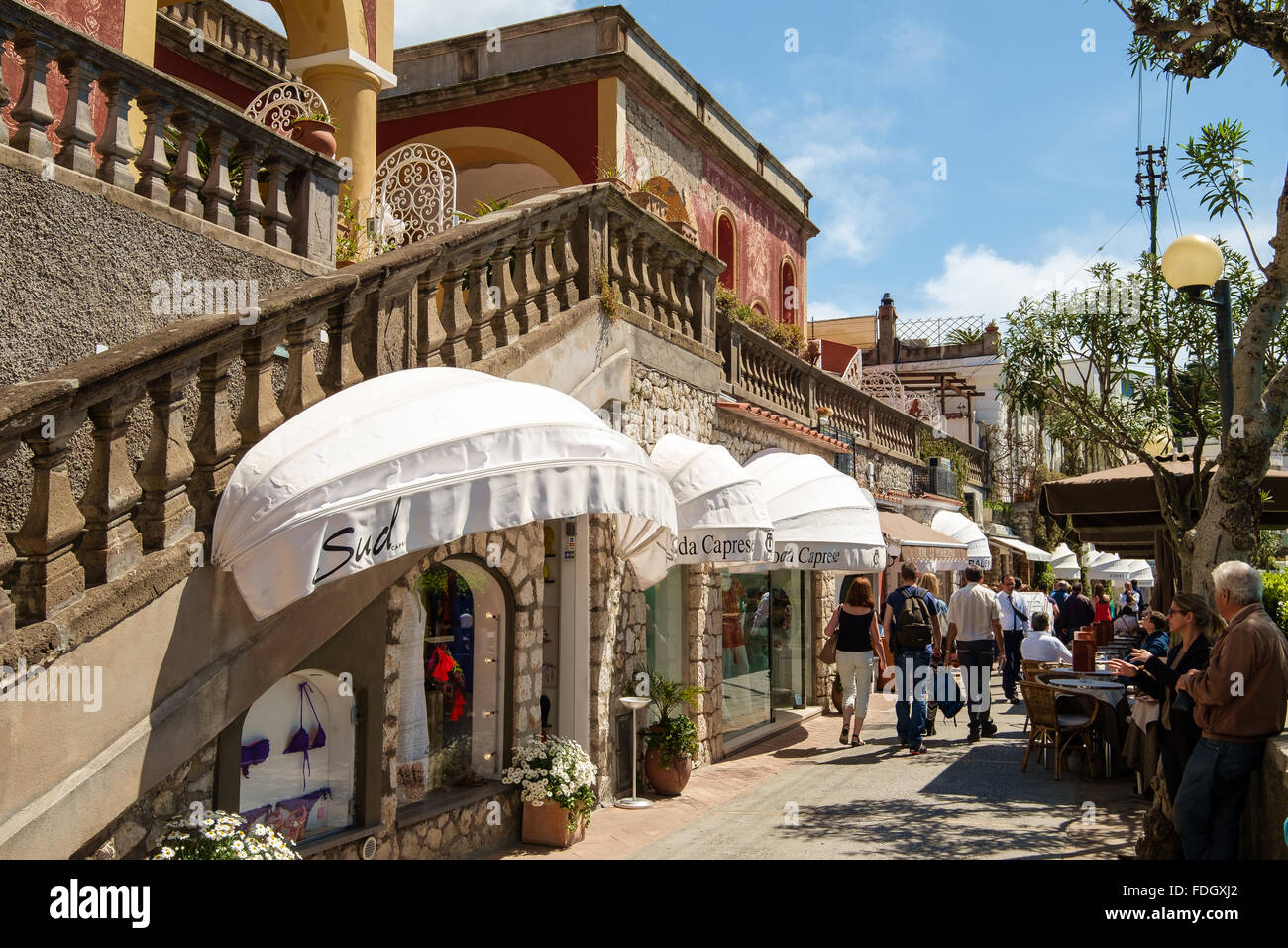 Shopping capri -Fotos und -Bildmaterial in hoher Auflösung – Alamy