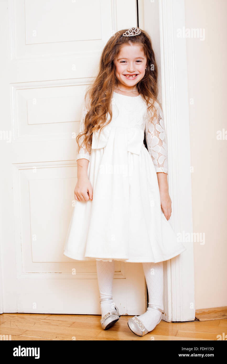 kleine süße Mädchen zu Hause, die Tür gut gekleidet in weißem Kleid ... kleine süße Mädchen zu Hause, die Tür gut gekleidet in weißem Kleid ...