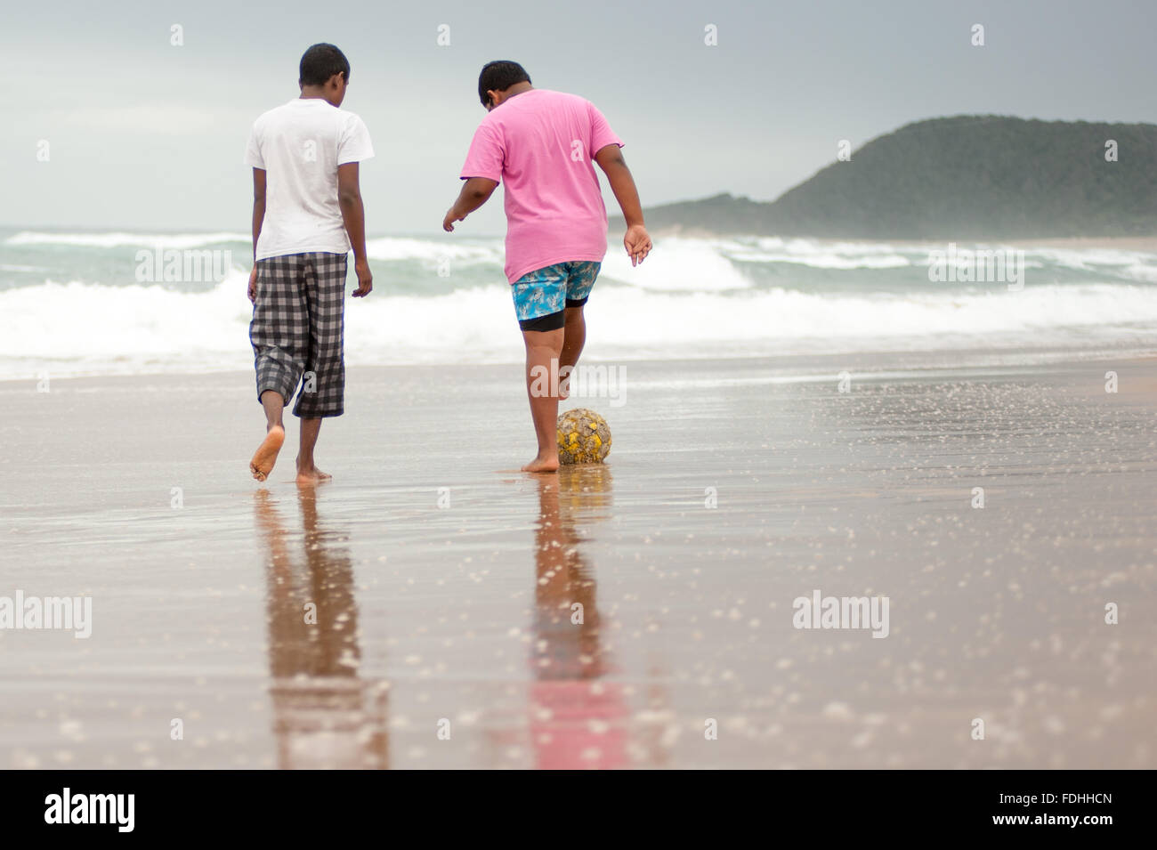 Afrika kinder fussball barfuss -Fotos und -Bildmaterial in hoher ...