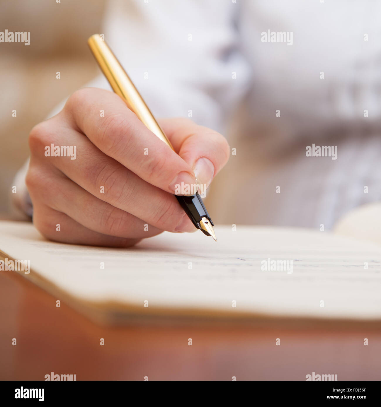 Hand mit Stift und Musik Blatt Stockfotografie - Alamy