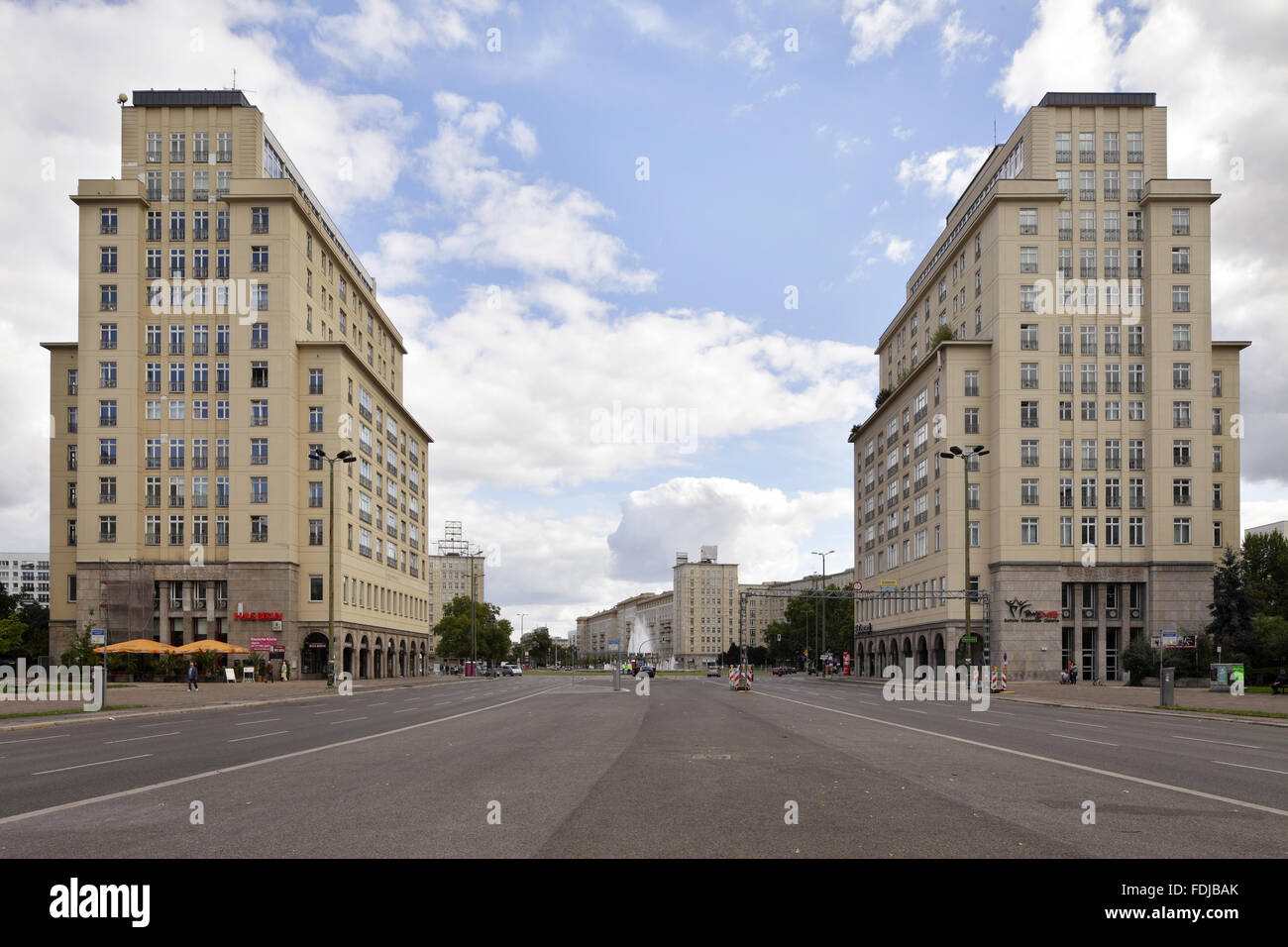 Berlin, Deutschland, Torhäuser im Stil der stalinistischen Architektur ...