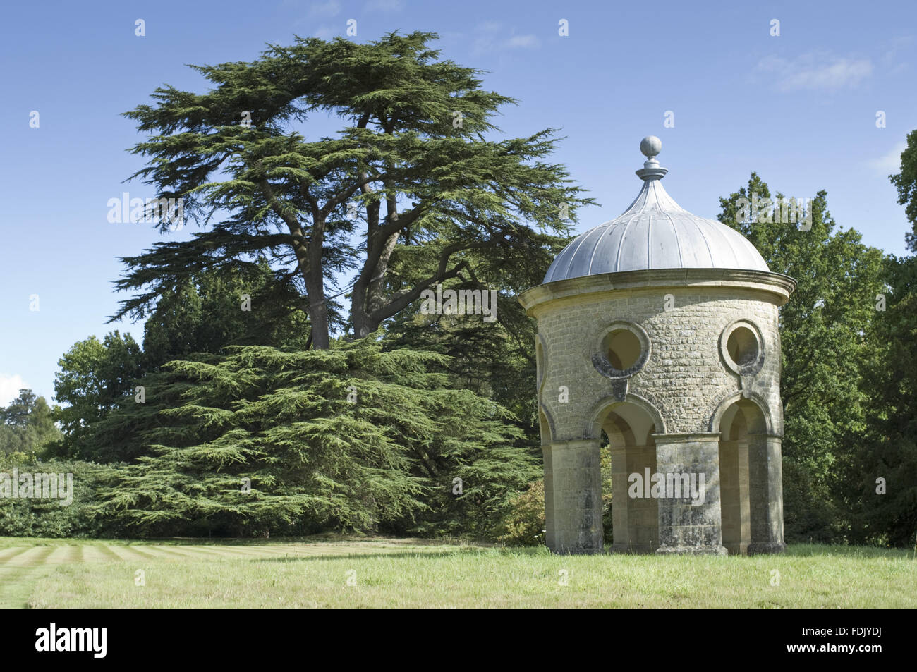 Blick Richtung der Libanon-Zeder-Baum und die Rotunde im Garten ...
