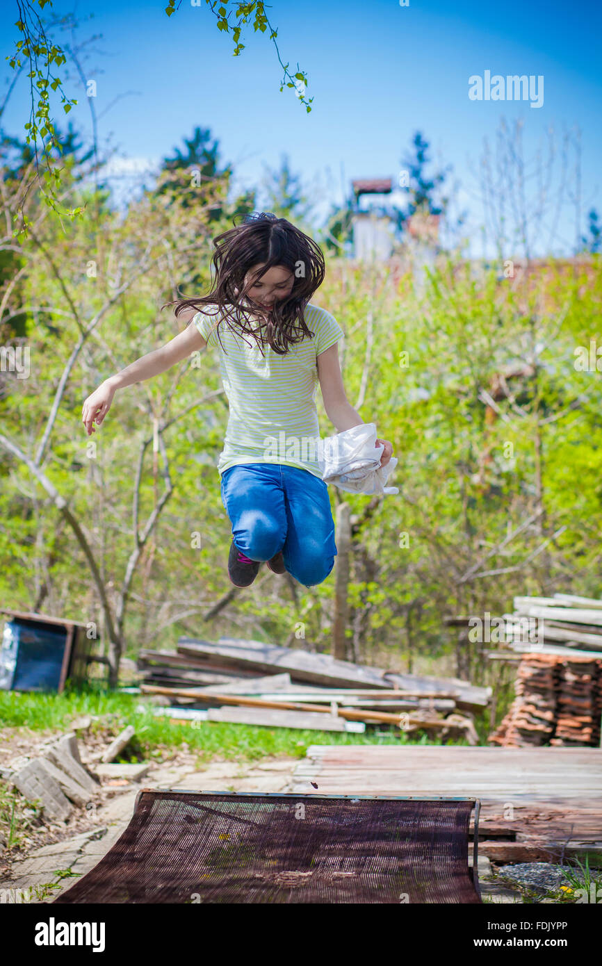 Kinder Die In Die Luft Springen Stockfotos und -bilder Kaufen - Alamy