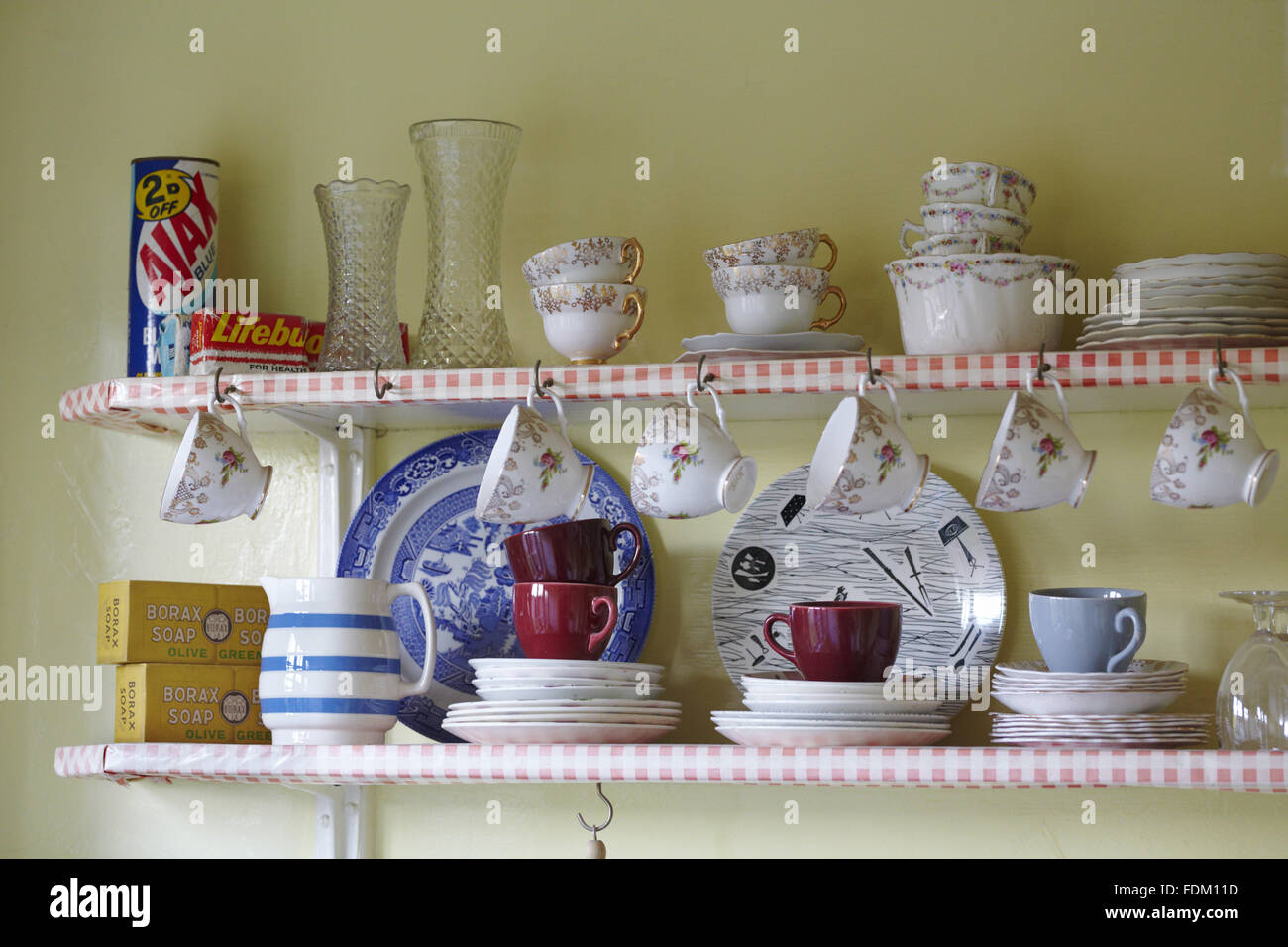 Geschirr in den Regalen in der Küche bei 20 Forthlin Road, Allerton ...
