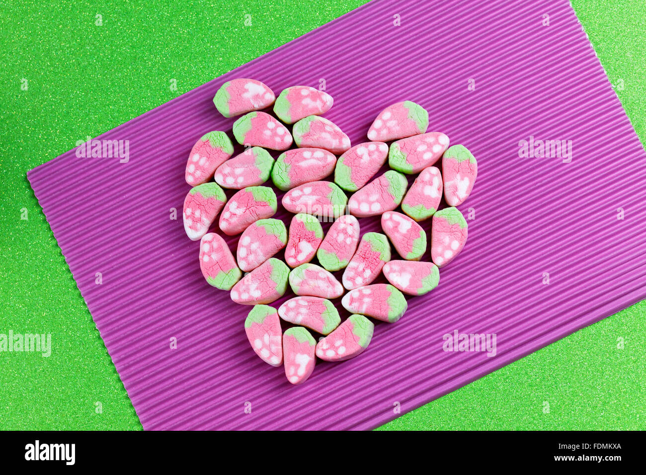 Gelbe streifenform -Fotos und -Bildmaterial in hoher Auflösung – Alamy