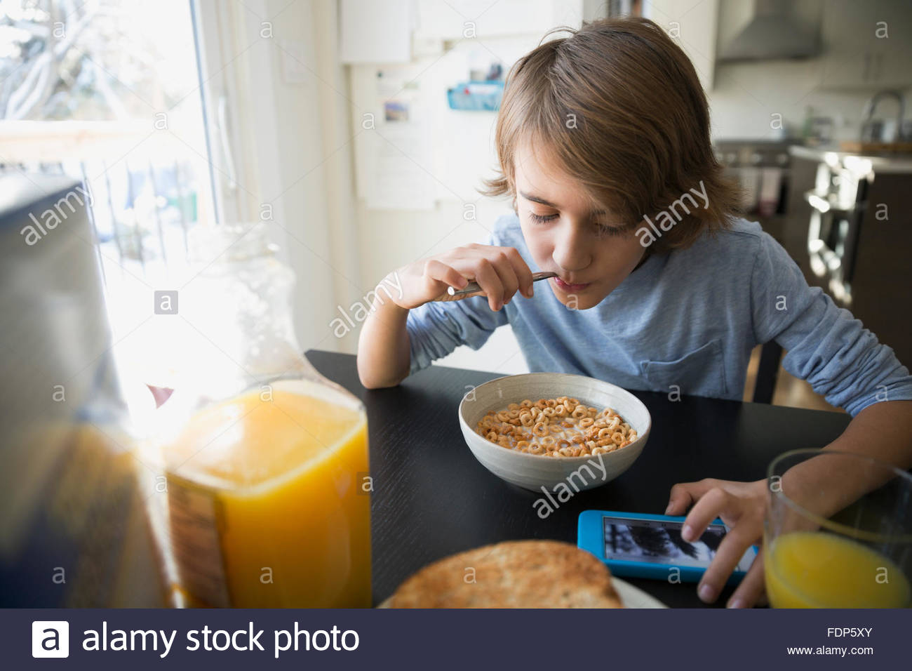 Junge isst eine orange -Fotos und -Bildmaterial in hoher Auflösung – Alamy