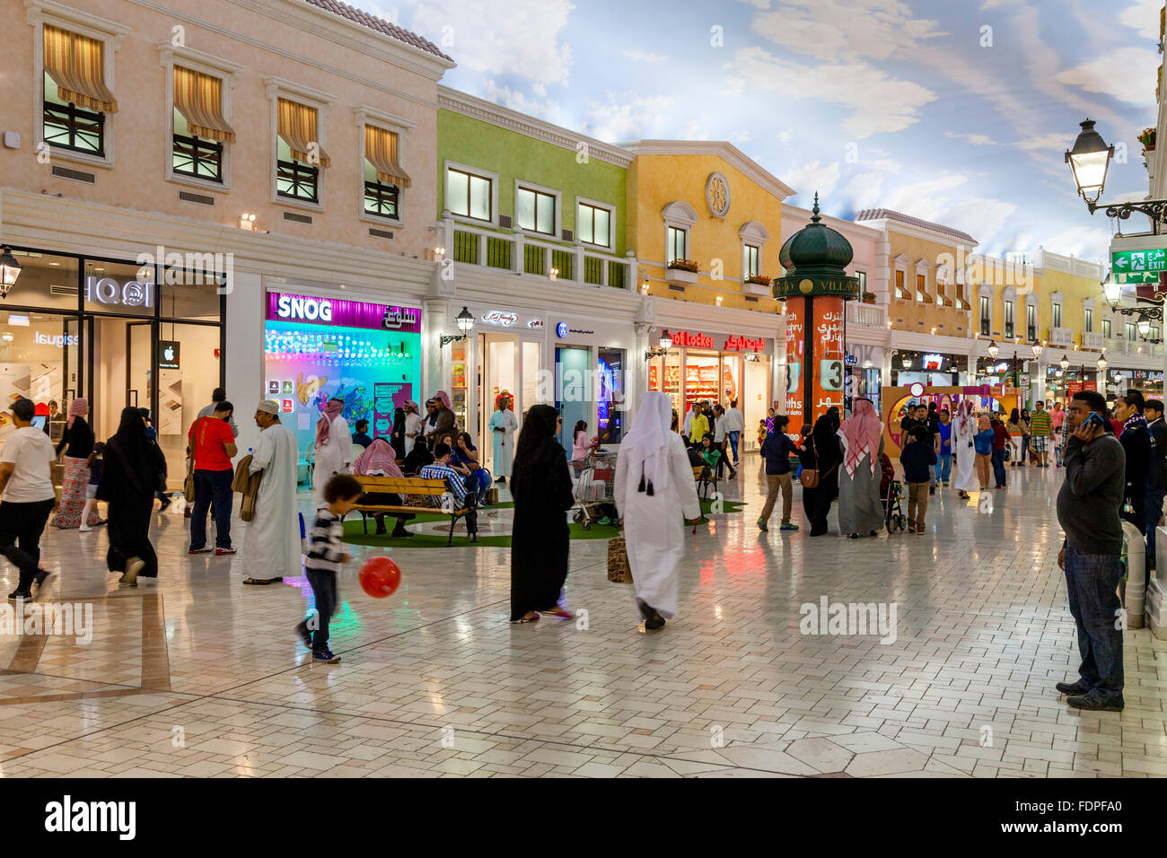 Villaggio einkaufszentrum doha -Fotos und -Bildmaterial in hoher Auflösung – Alamy