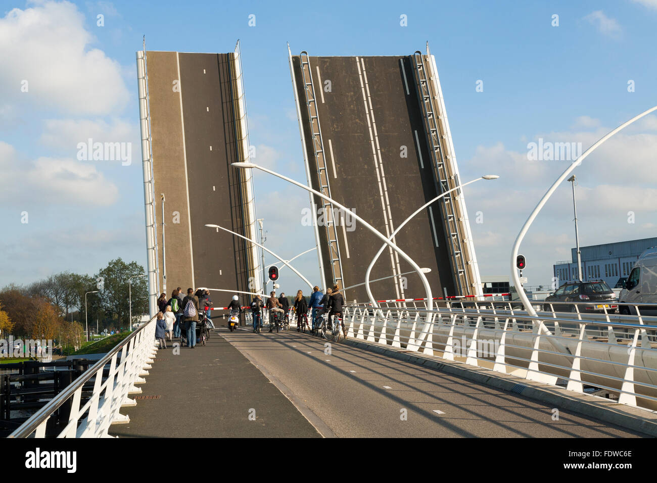 Die Julianabrug-Juliana-Brücke span / erstreckt sich über öffnet um ein ...