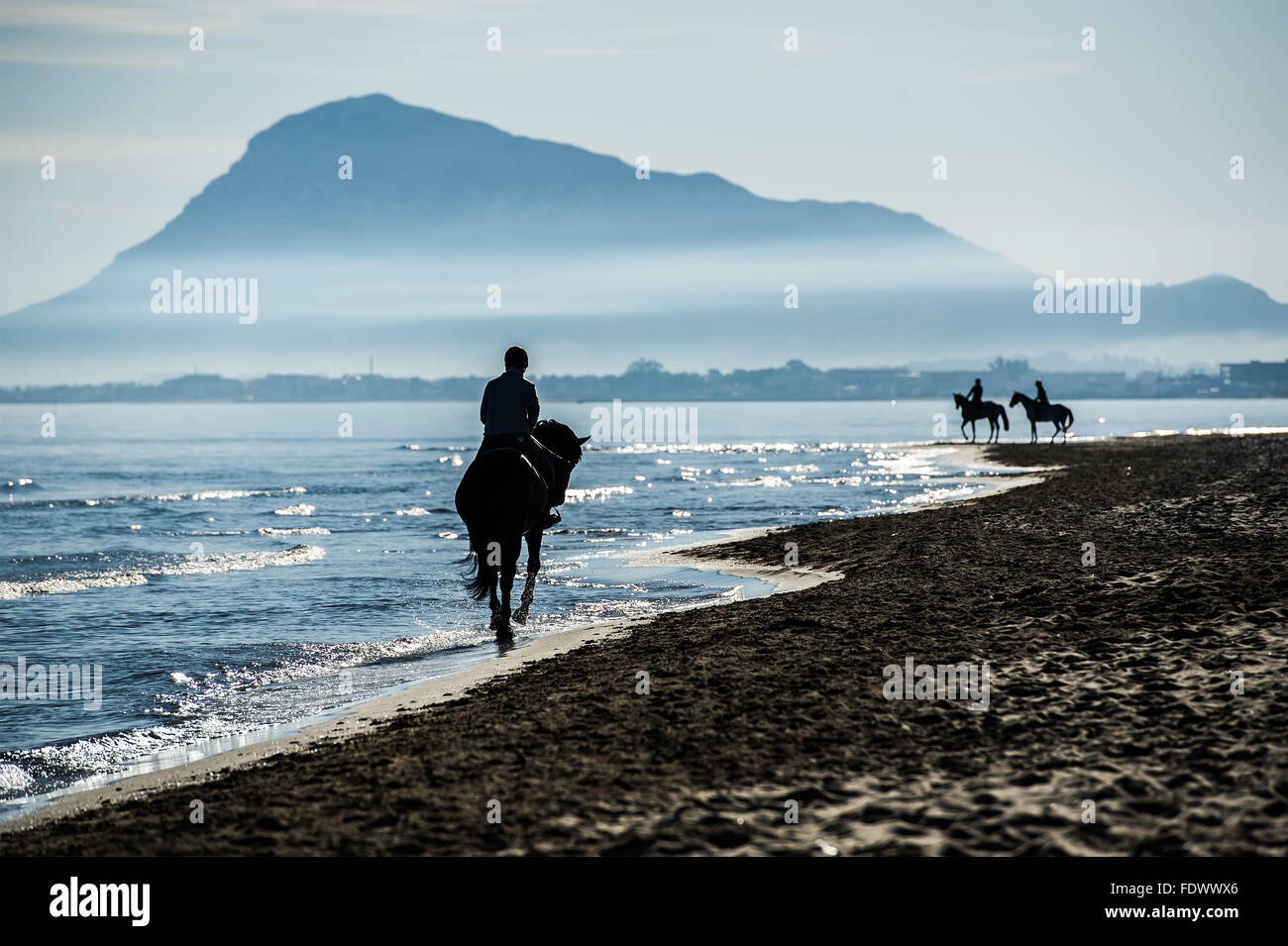 Silhouette der Reiter am Strand Reiten und Pferde Stockfotografie - Alamy
