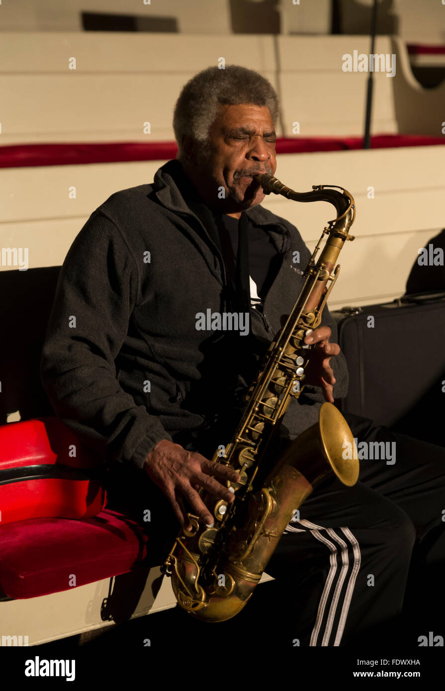 New York, NY - 14. Januar 2016: George Coleman spielt Saxophon bei ...