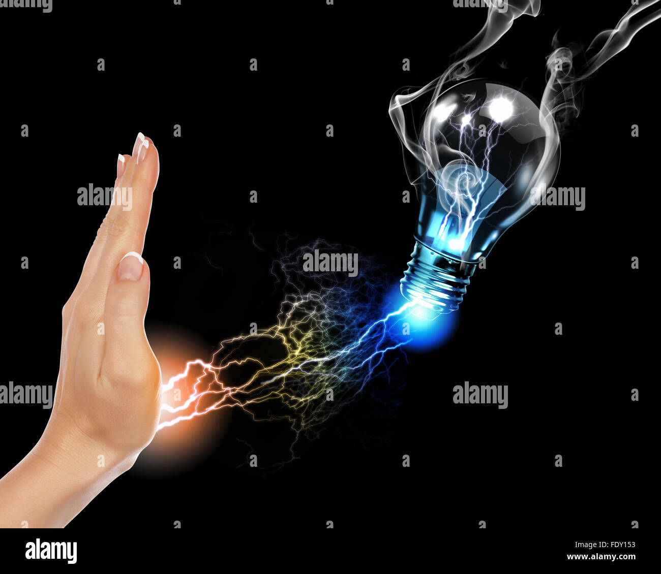 menschliche Hand, elektrische Ladung und Glühbirne Stockfotografie - Alamy