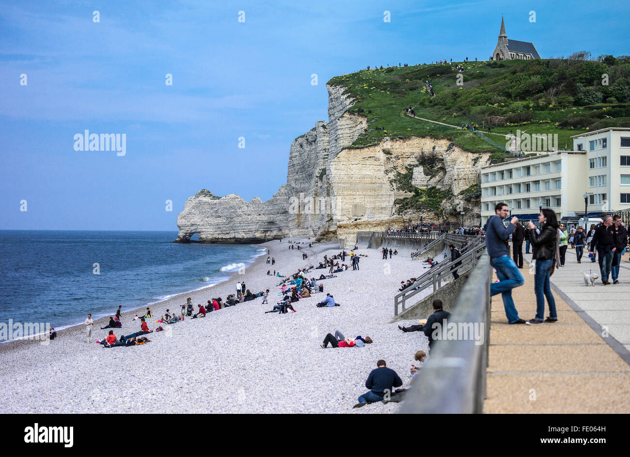 Frankreich, Normandie, Menschen am Strand mit Klippen von Etretat ...