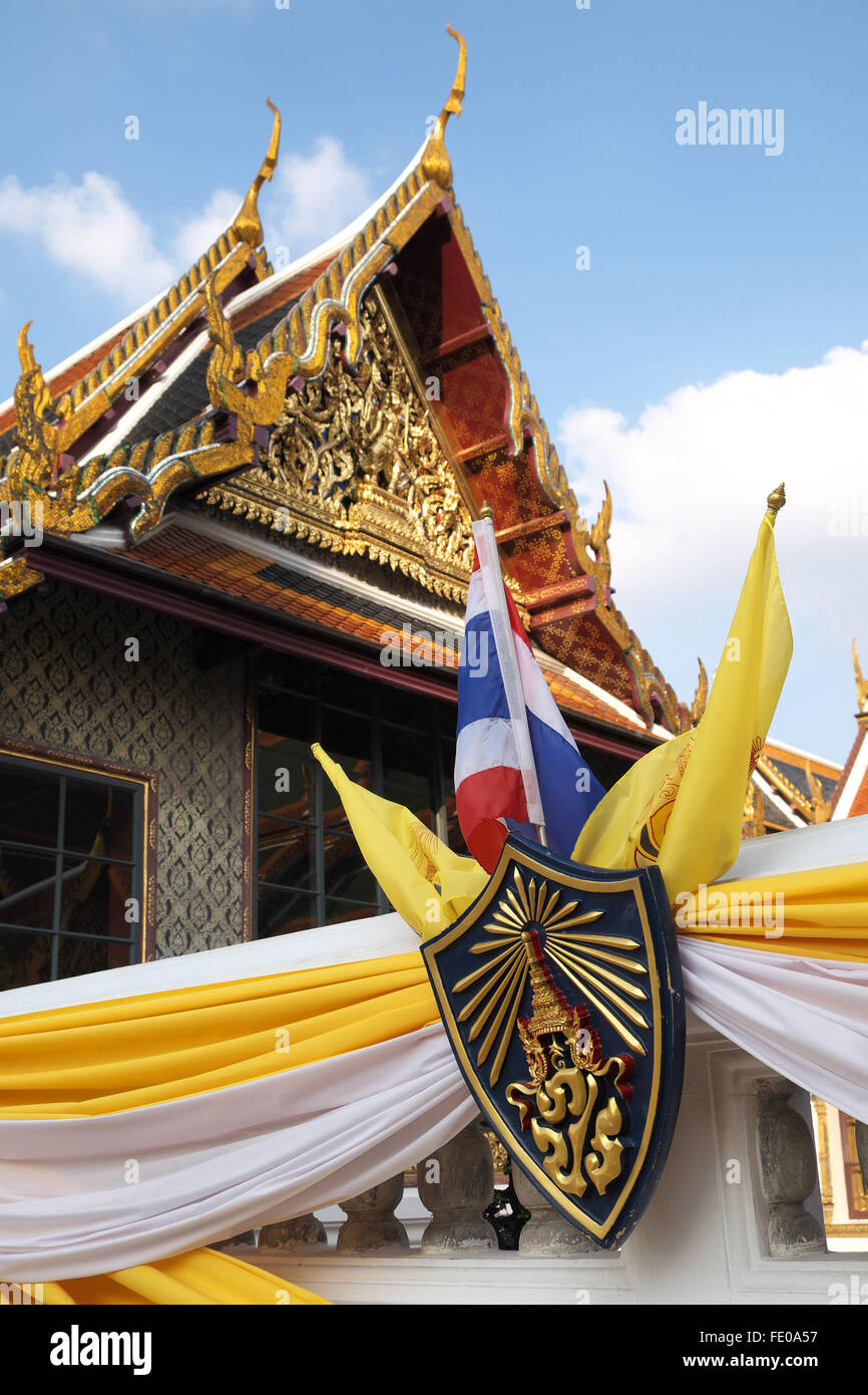 Thai Royal Wappen, royal Flags (Gelb) und State Flag (Rot, Weiß und ...