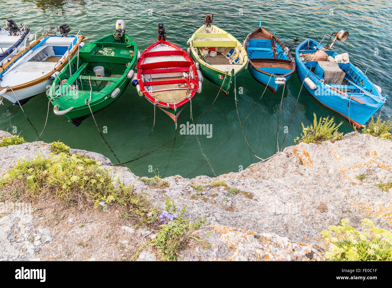 Boote vor Anker in einer Bucht an der Küste des Salento, an der Adria ...