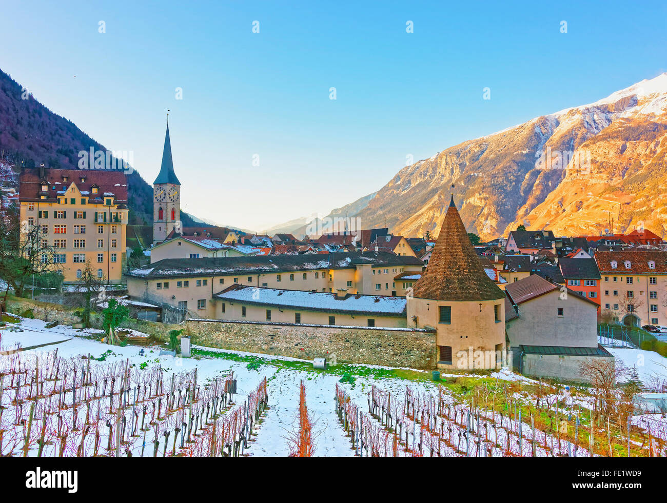 Kirche des Heiligen Martin und Weinberg in Chur bei Sonnenaufgang. Chur ...