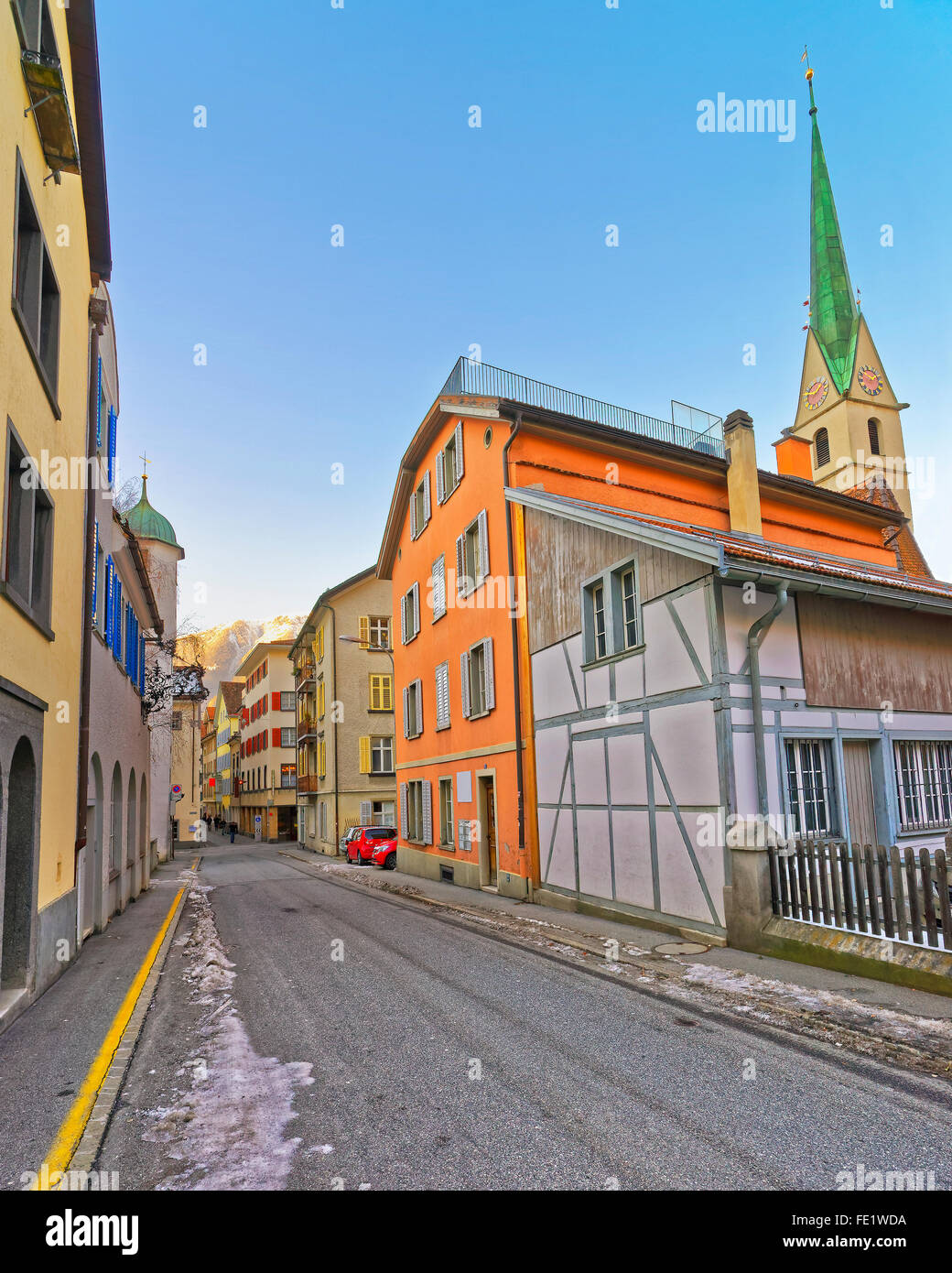 Blick auf die Straße am Churer Altstadt und die Berge im Winter. Chur ...