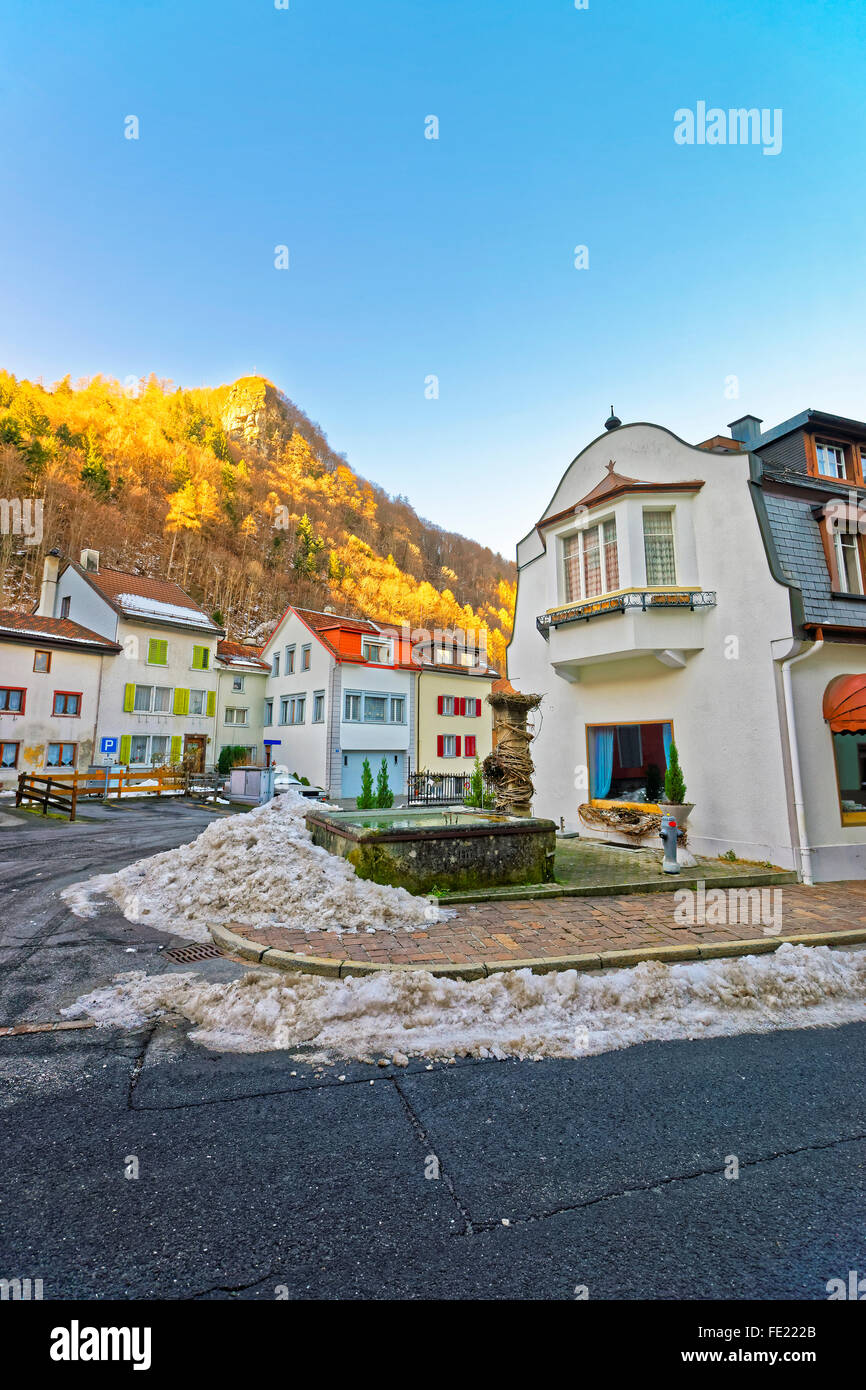 Blick auf Brunnen in Bad Ragaz im Winter. Bad Ragaz ist eine Stadt im ...