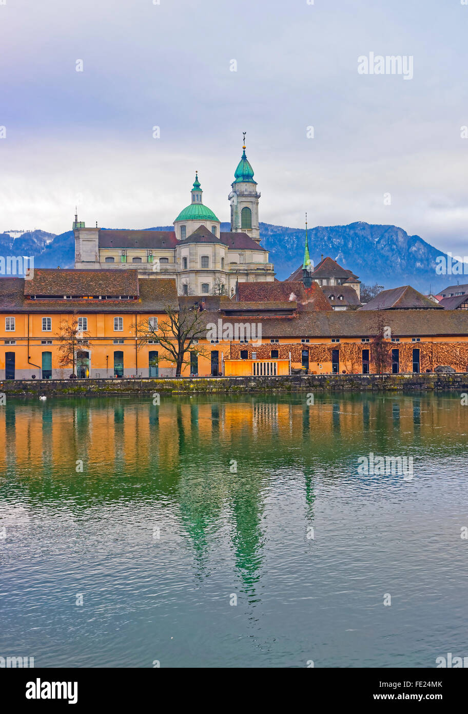 Waterfront mit St. Ursus Kathedrale von Solothurn. Solothurn ist die ...