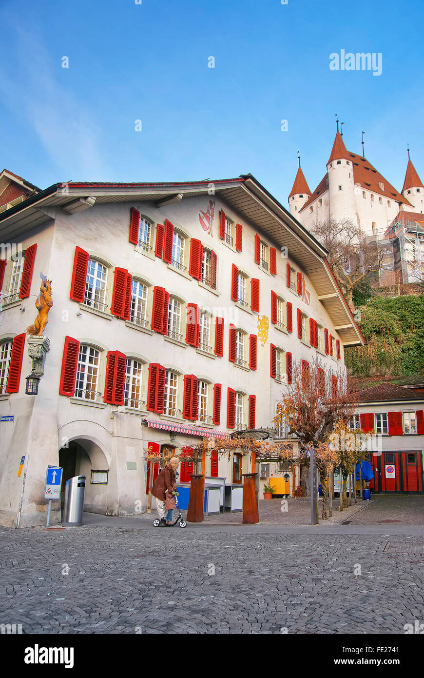 Schloss Thun über Rathausplatz in der Altstadt von Thun. Schloss Thun ...