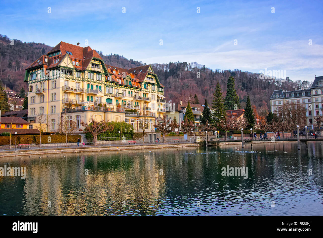 Häuser auf dem Damm in der Altstadt von Thun in der Schweiz. Thun ist ...